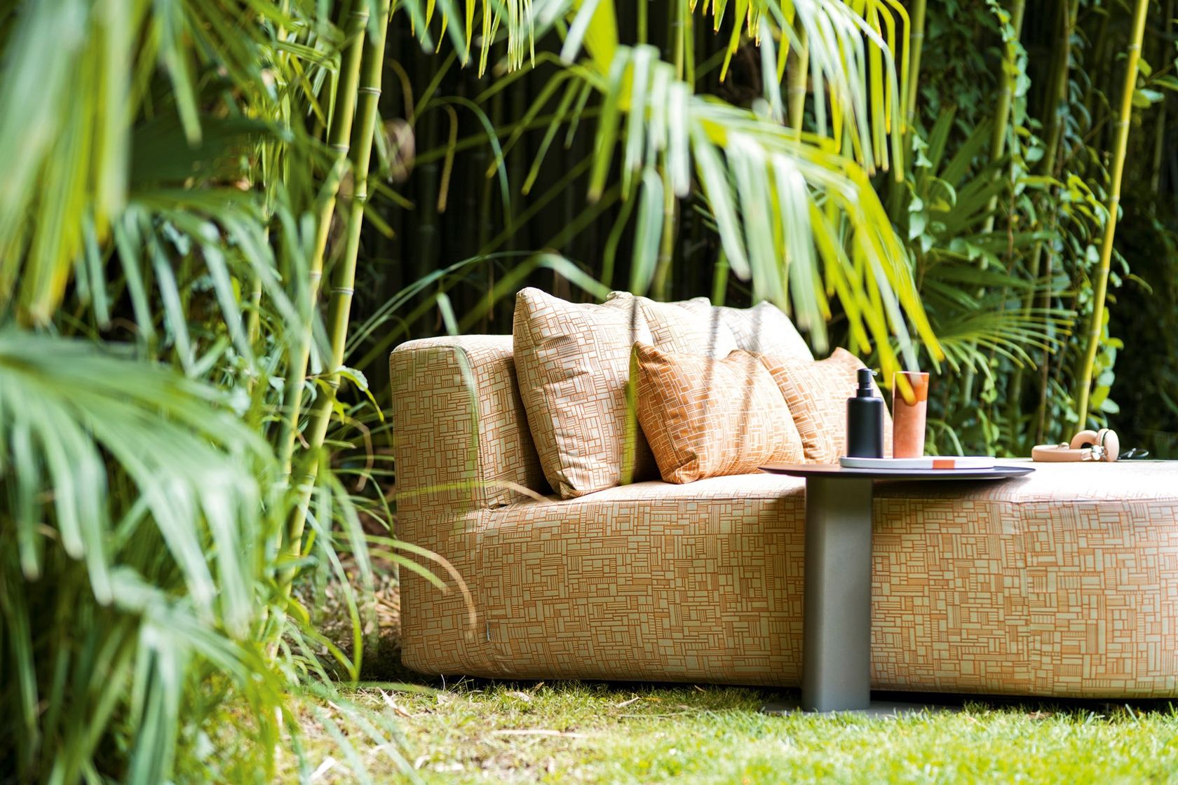 PLINTO Oval aluminium side table By Varaschin | design Pio & Tito Toso