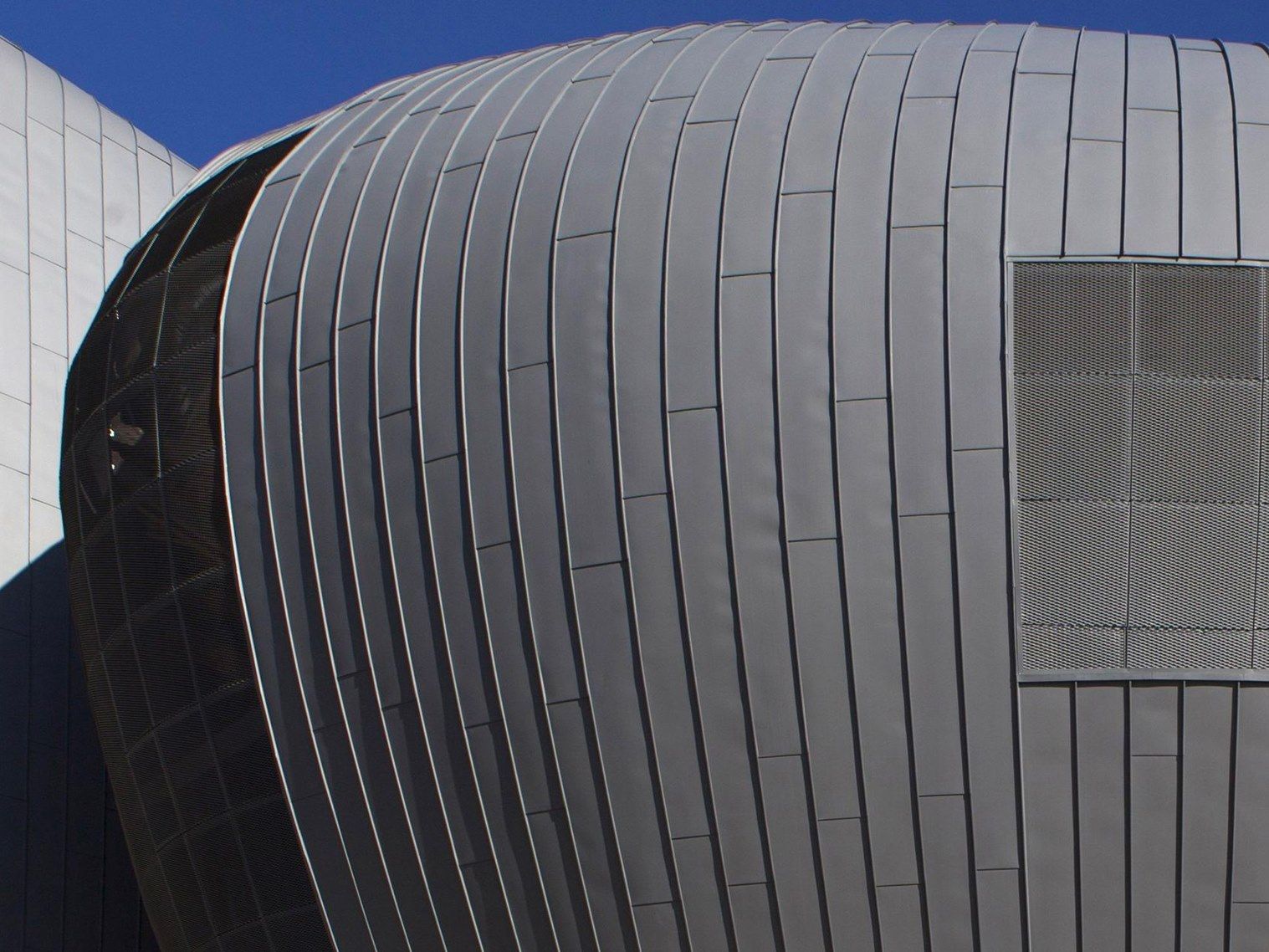 QUARTZ-ZINC® Laminado metálico continuo para fachadas By VMZINC