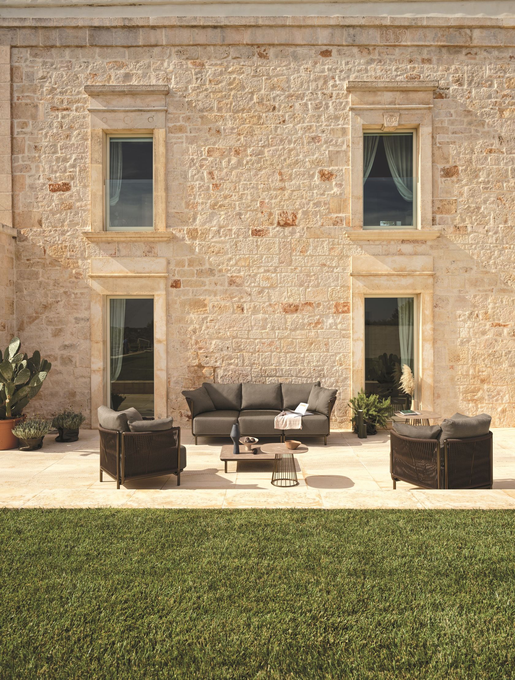 QUEEN | Armchair Queen Collection By Roberti design Technical Emotions