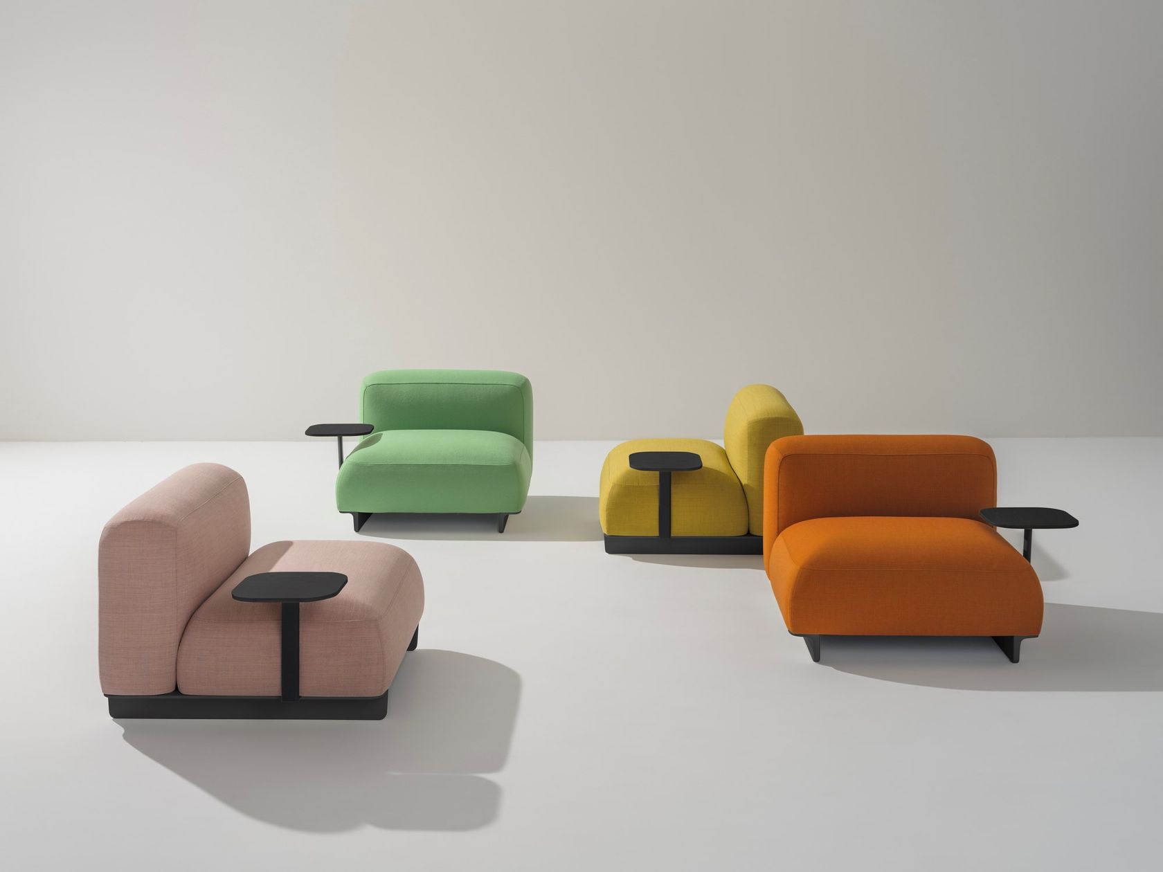 RALIK Poltrona de tecido By Arper | design Ichiro Iwasaki