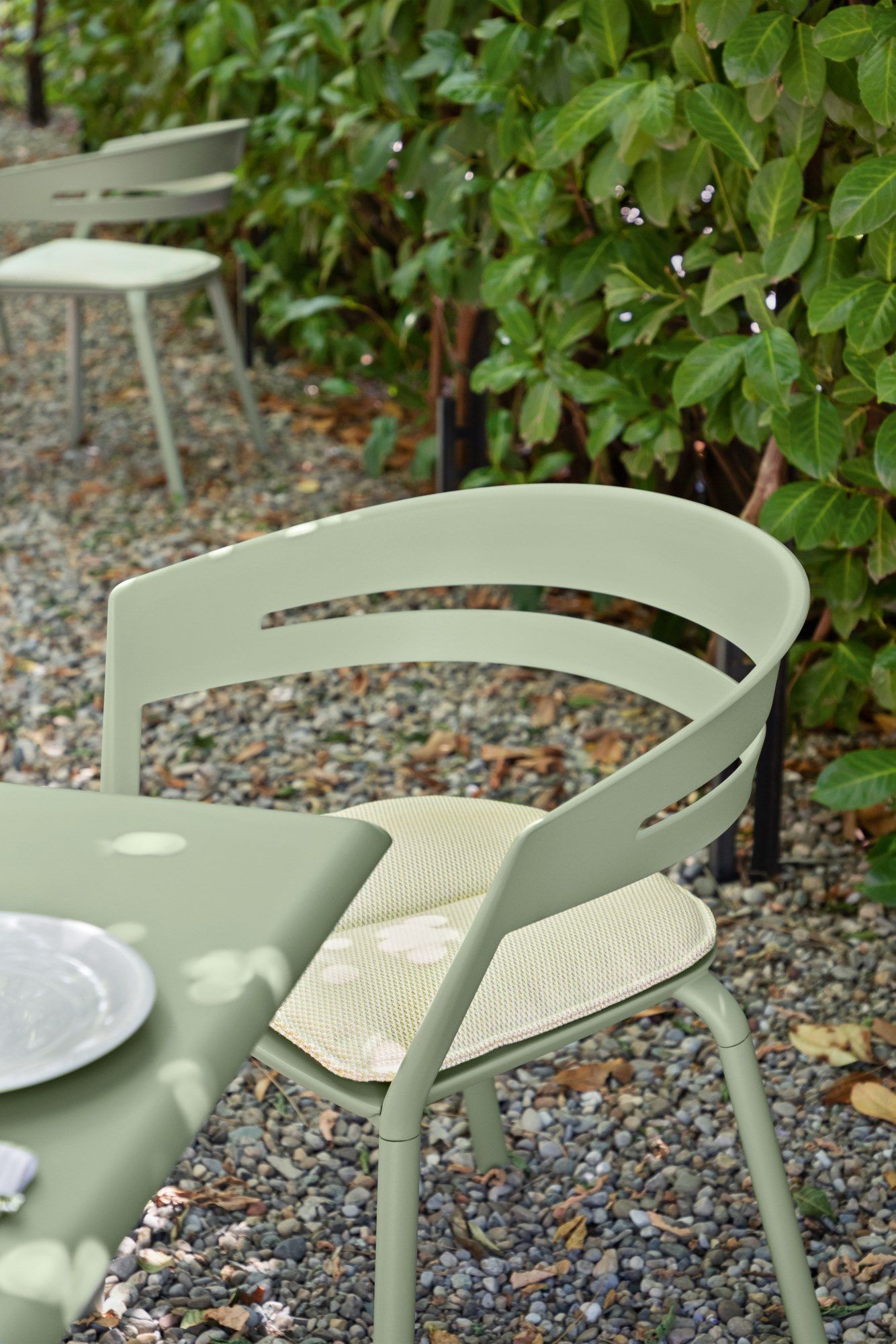 RIA Stackable aluminium garden chair with armrests By FAST | design ...