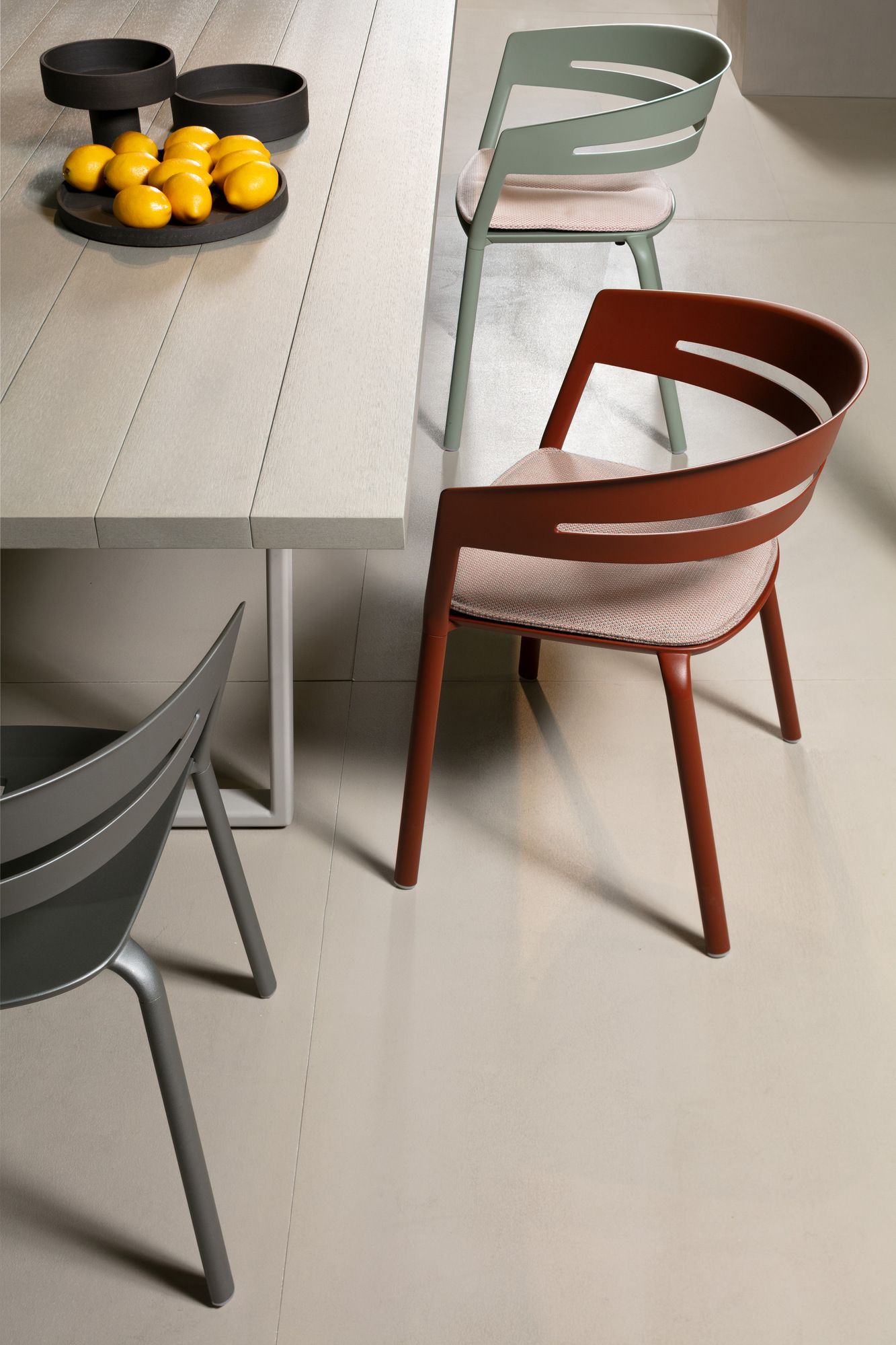 RIA Stackable aluminium garden chair with armrests By FAST | design ...