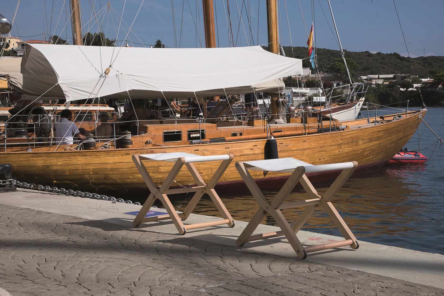 RIS | Stool By DVELAS design Enrique Kahle