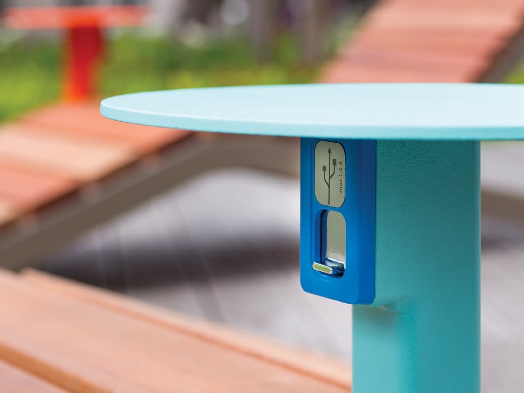 Steel and wood sun lounger RIVAGE SMART By mmcité1 design David Karásek ...