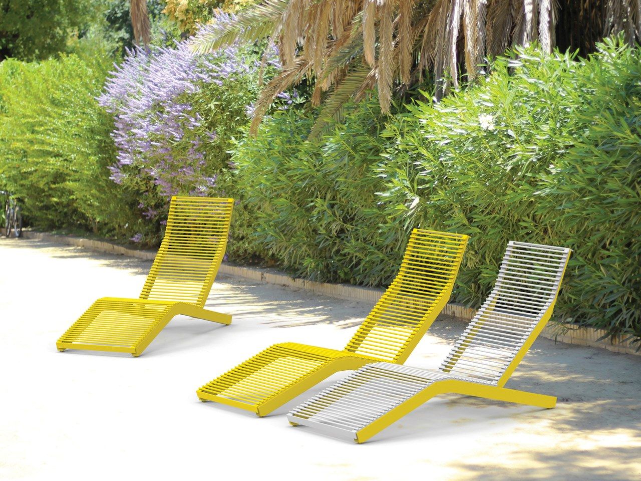 RIVAGE | Steel sun lounger By mmcité1 design David Karásek, Radek Hegmon