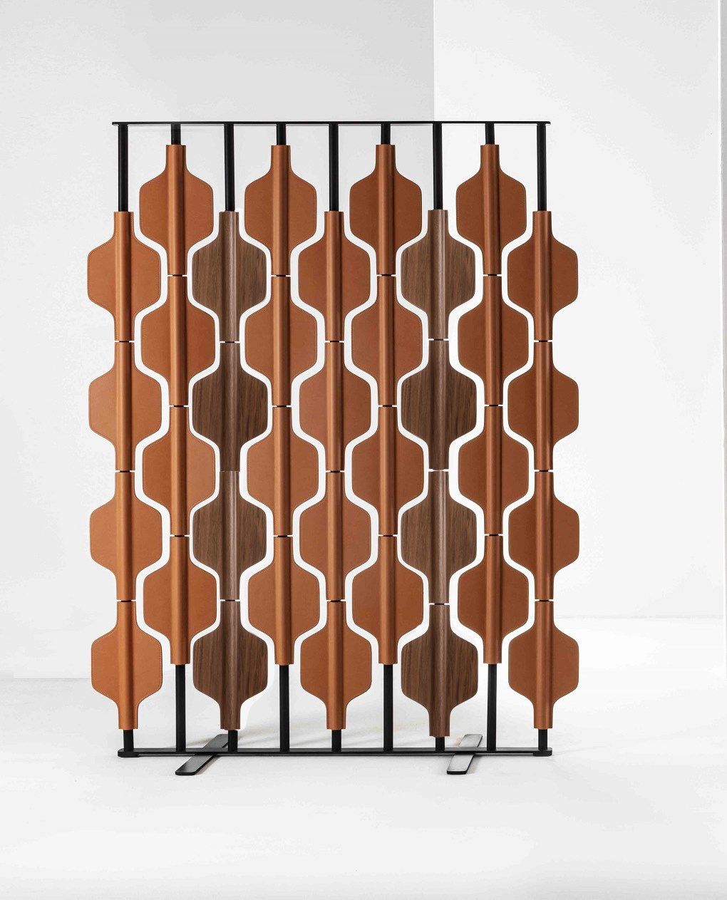 RO Biombos de piel curtida By ENRICO PELLIZZONI | design Mia Cullin