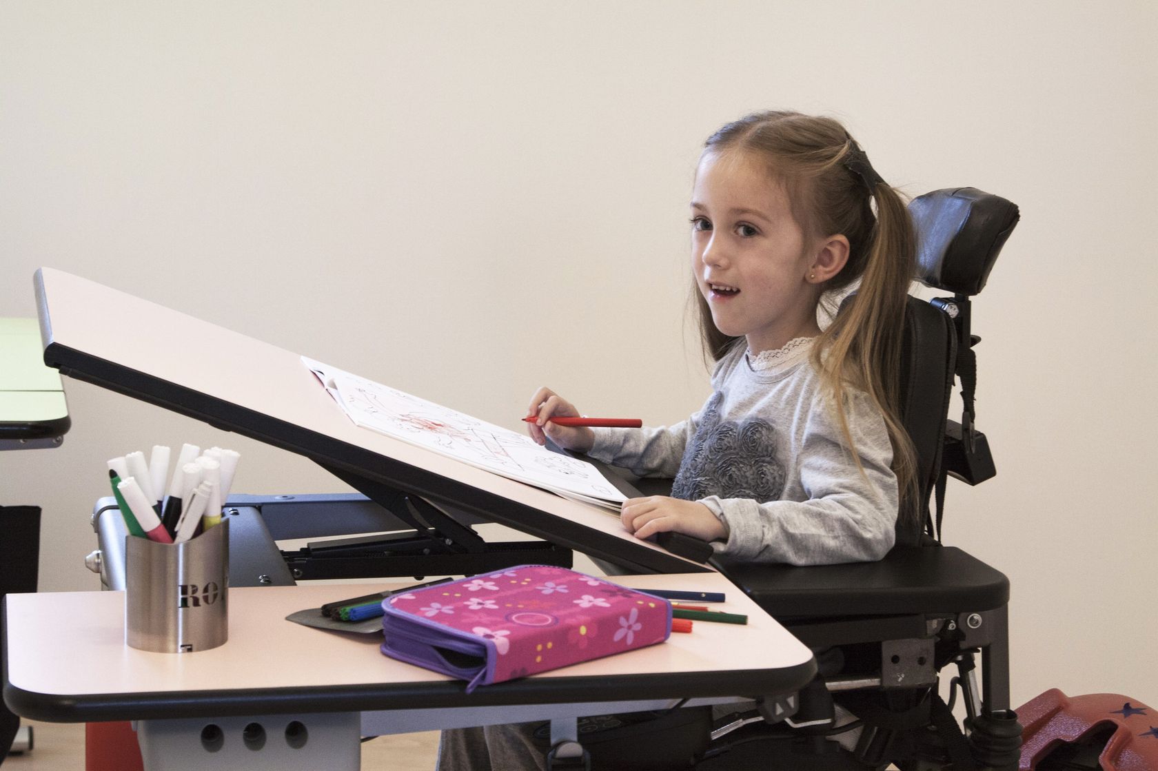 Height-adjustable office desk with electric motion VISION TABLE ...