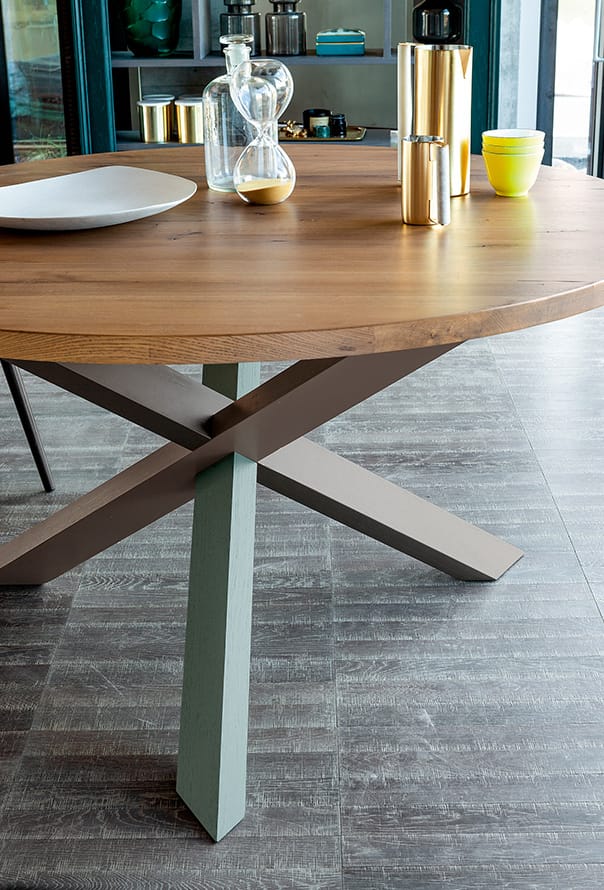 Round solid wood dining table ROUND By Devina Nais