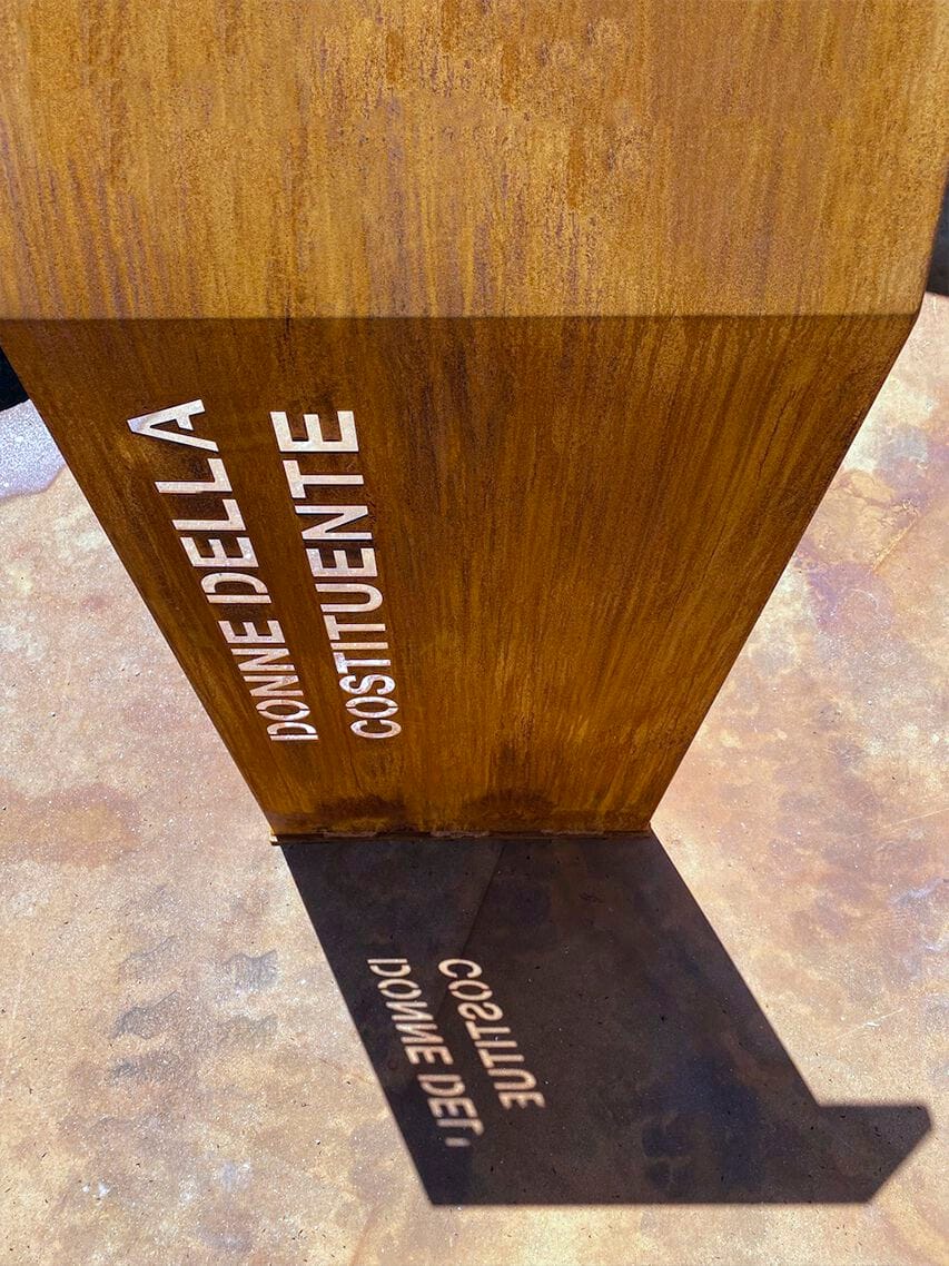 CORTEN STEEL LECTERN WITH DESCRIPTIVE PLATES Atril de información By Remor