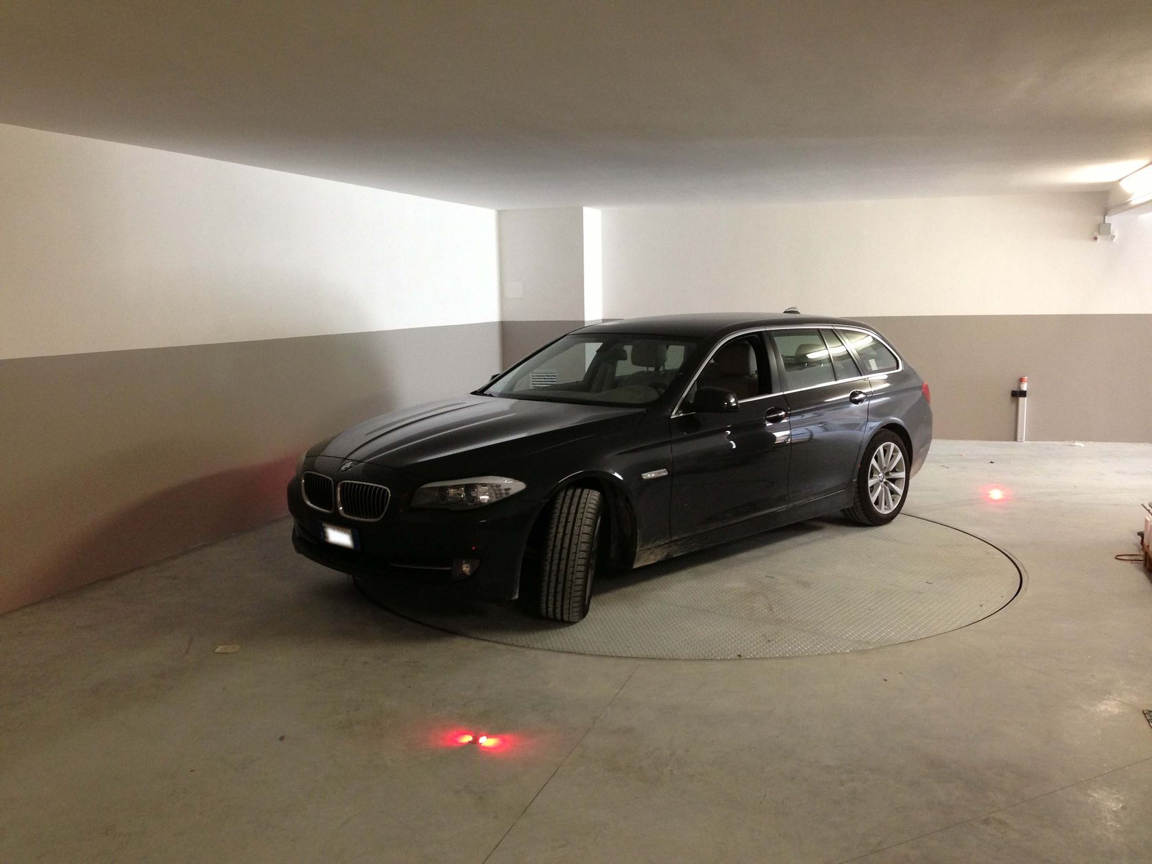 Rotating, moving platform for car Rotating platform By GREEN PARK