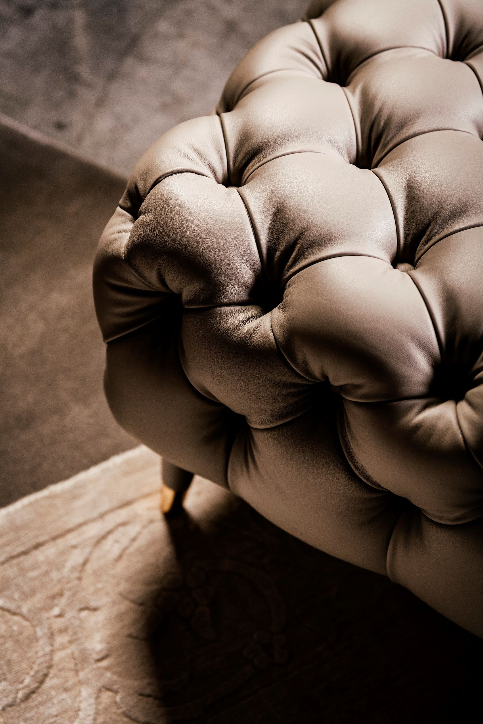 SAVOI Tufted leather bench By Black Tie | design Pier Luigi Frighetto