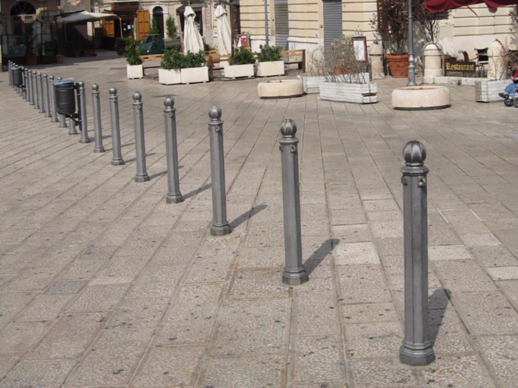 SCILLA Cast iron bollard post with chains By Neri | design Domenico Neri