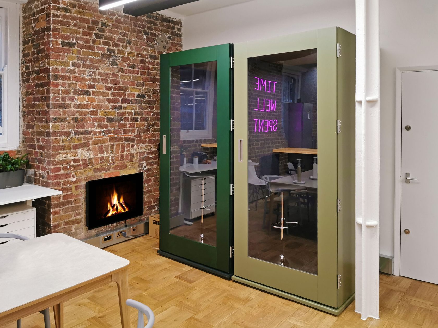 SHOREDITCH Phone Pod By MEAVO