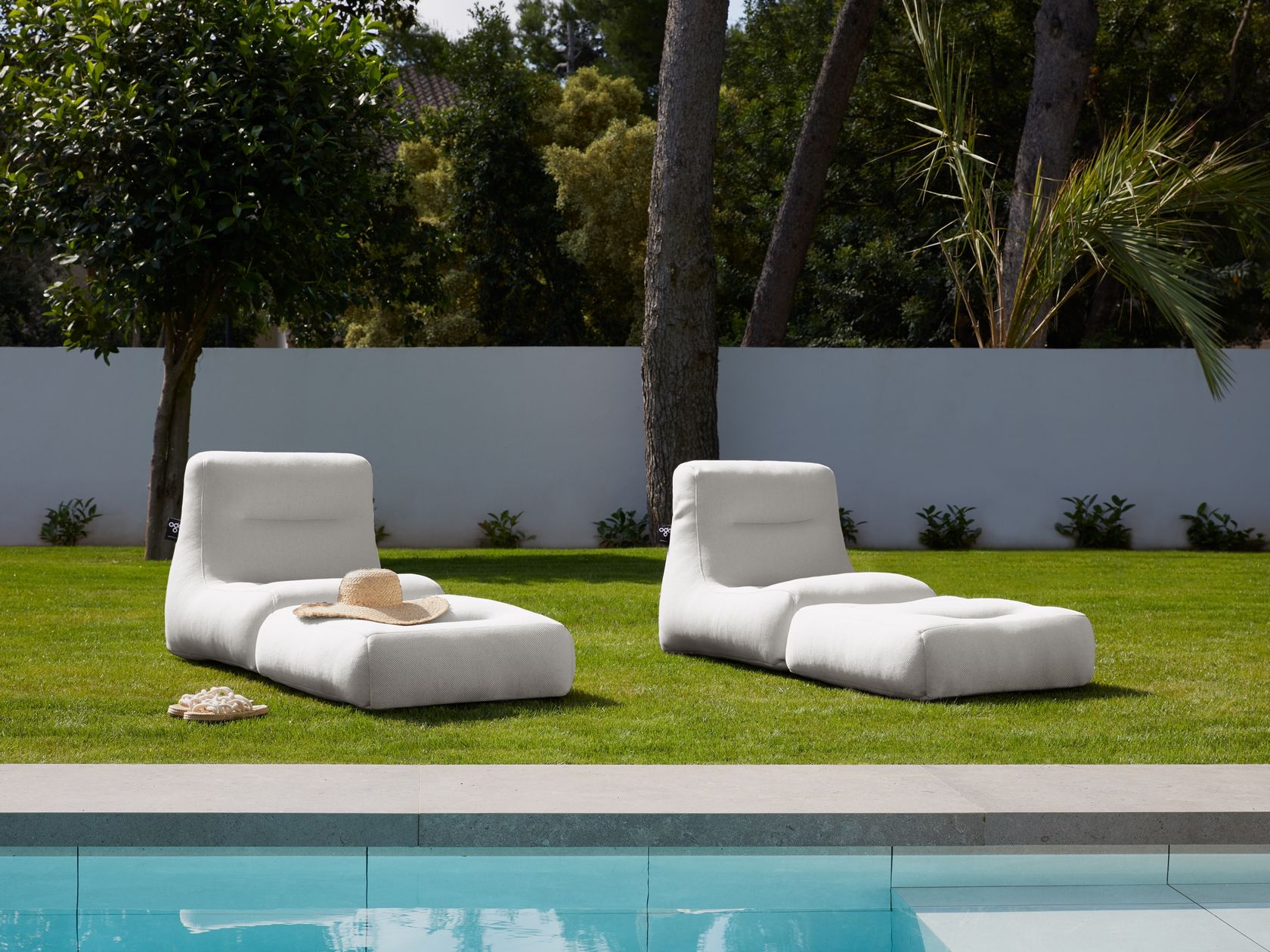 SIT POOL Indoor / outdoor armchair By OGO