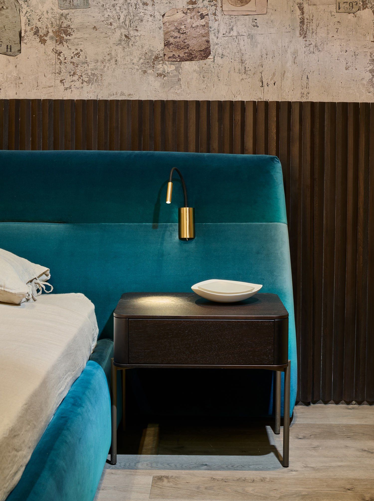 EXTRA SLOPE 床 By Papadatos