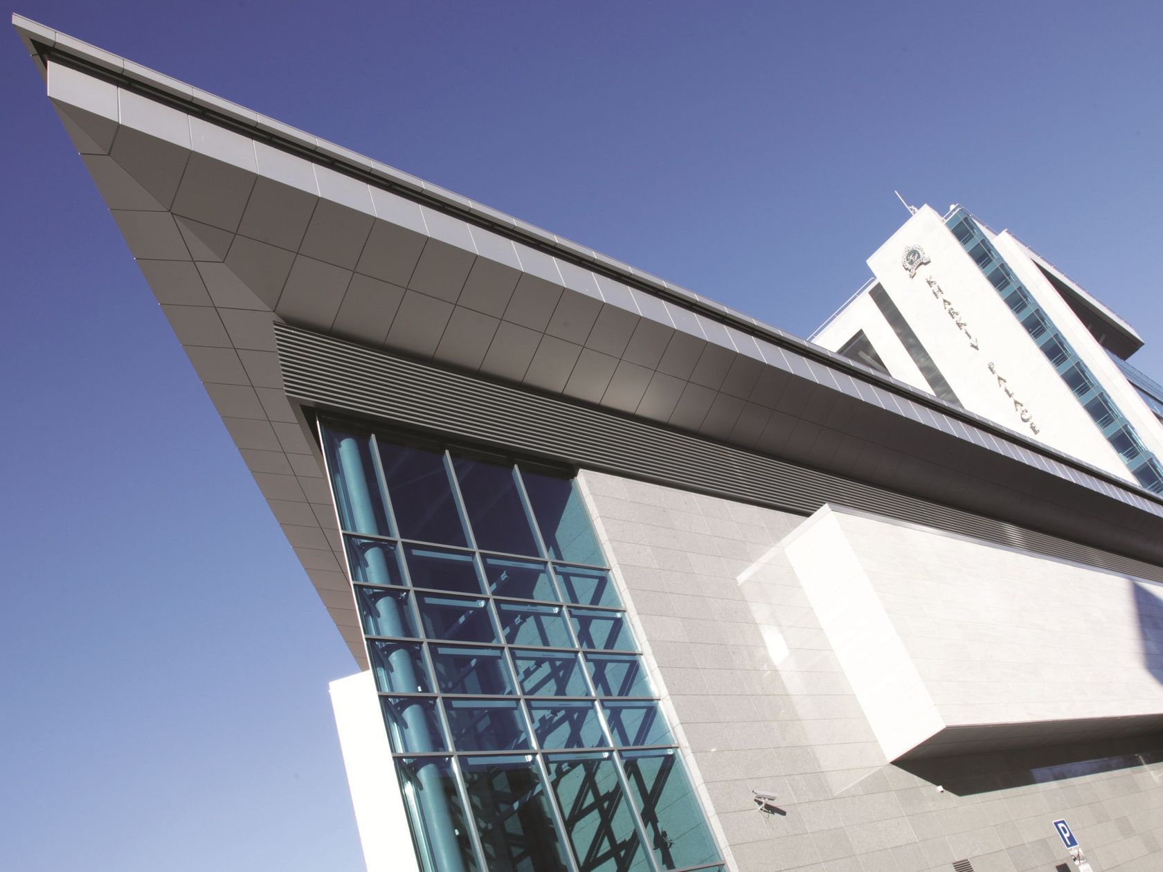 SMARTIA SYSTEMS Sistema para fachada continúa By Alumil