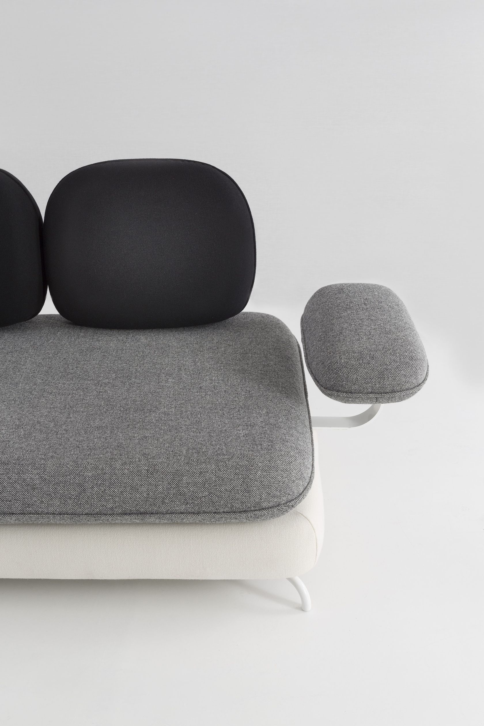 FORME Fabric day bed By Matrix International | design DIDA