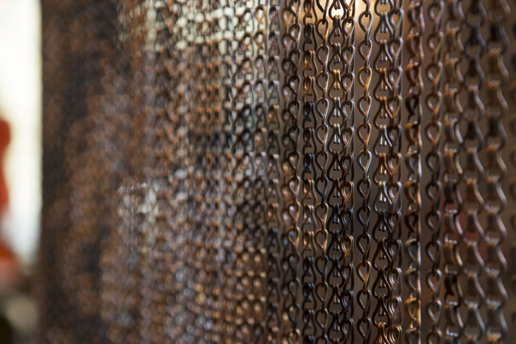 SPACE DIVIDER - CURVED RESTAURANT Aluminium chain curtain By Kriskadecor