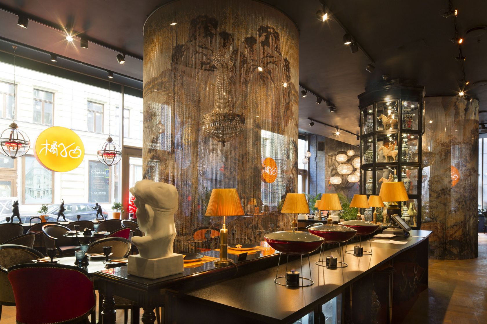 SPACE DIVIDER - CURVED RESTAURANT Aluminium chain curtain By Kriskadecor