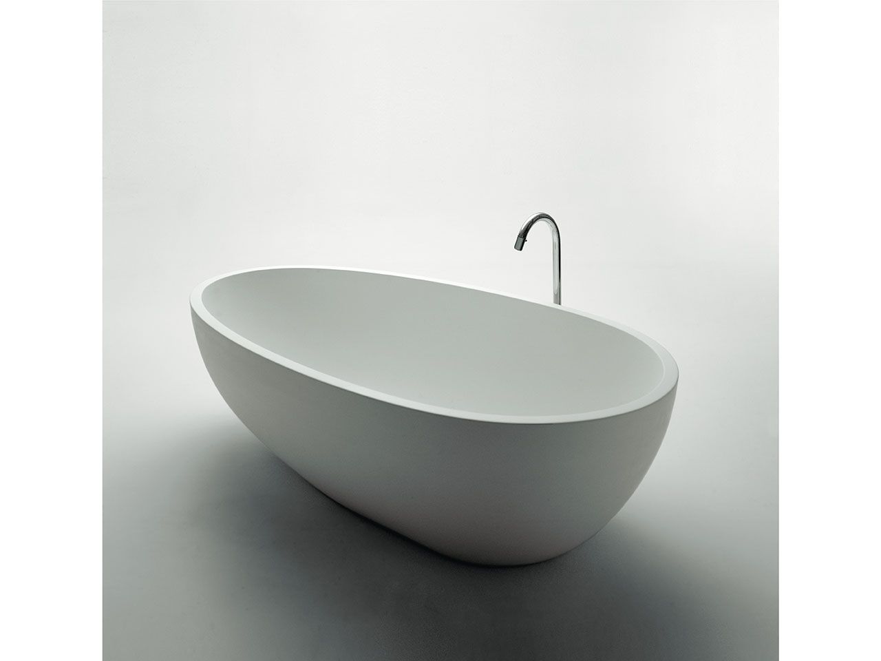 SPOON XL Freestanding oval Cristalplant® bathtub By Agape