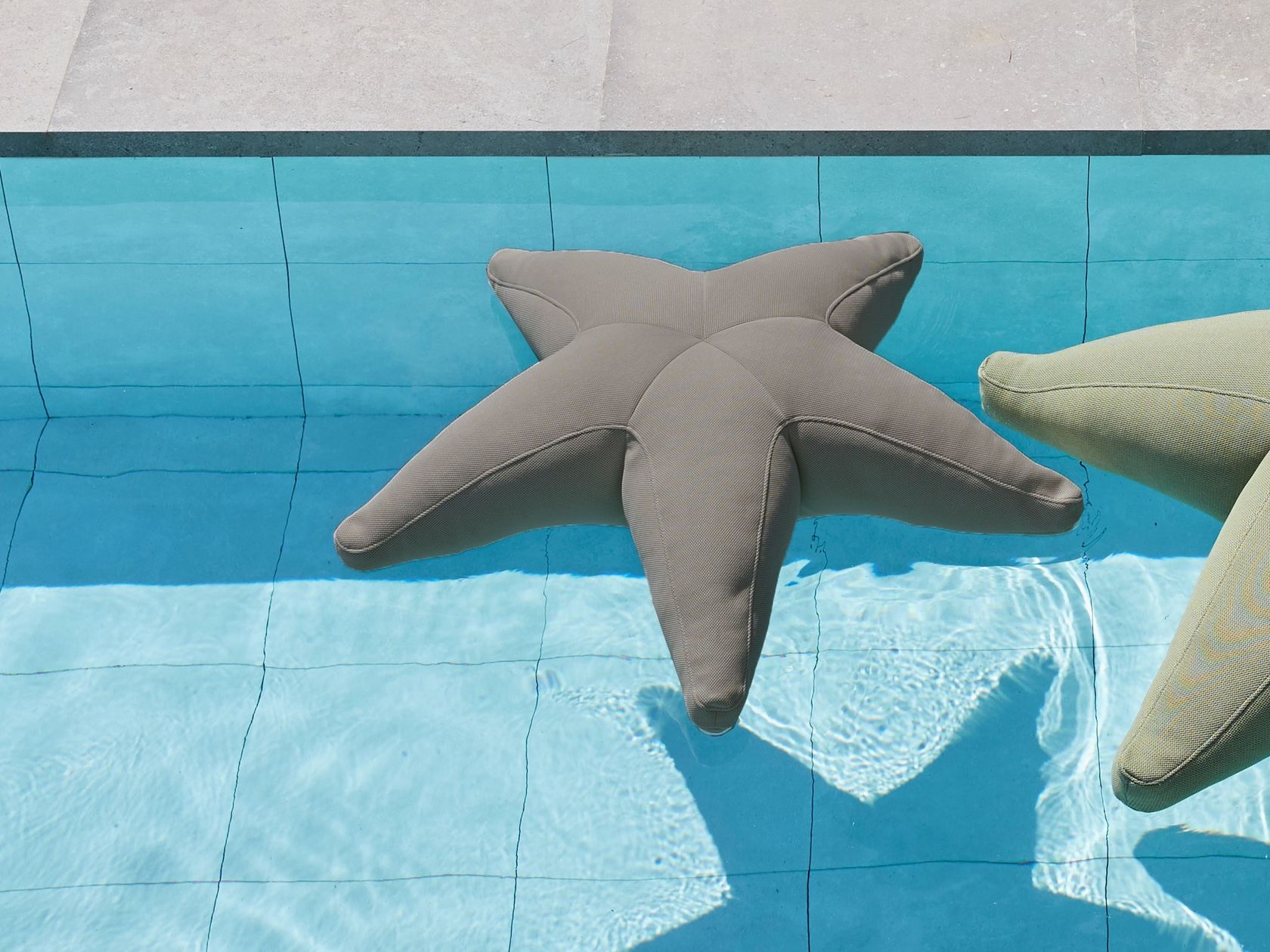 STARFISH S Floating pool lounge By OGO