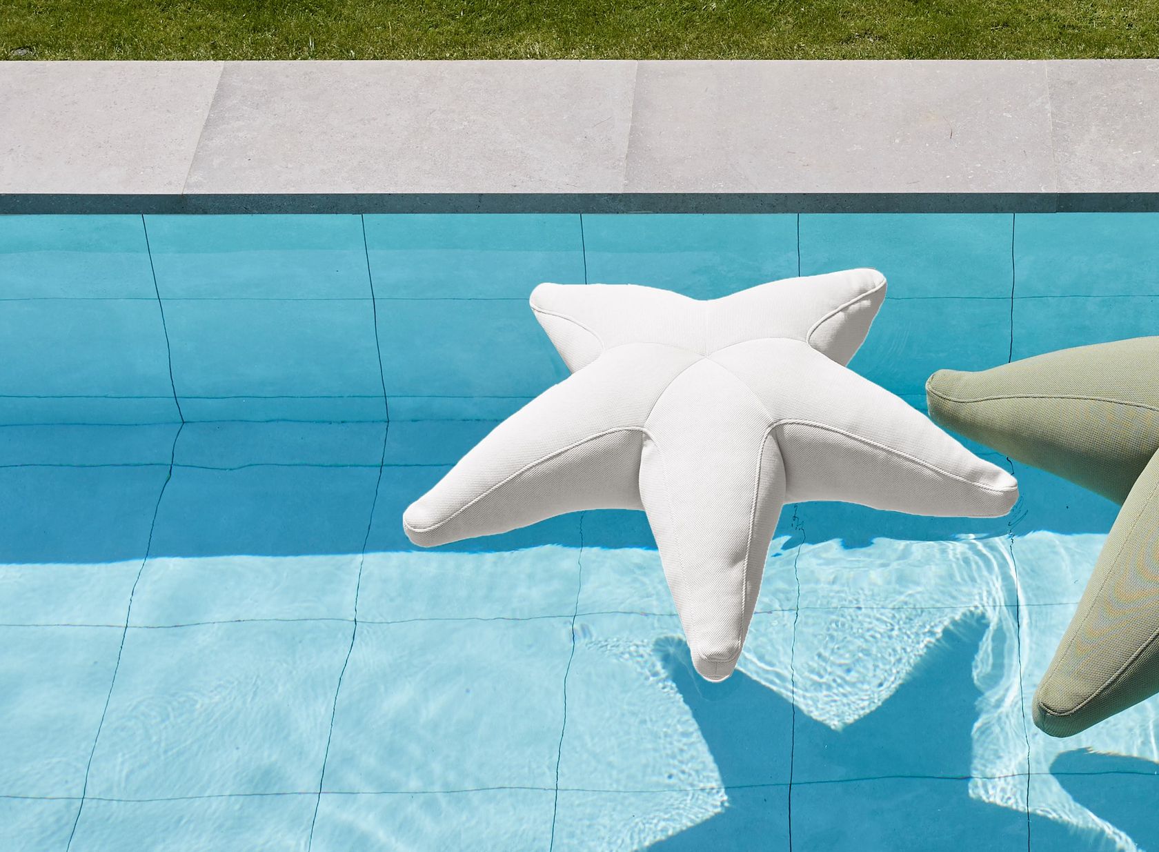 STARFISH S Floating pool lounge By OGO