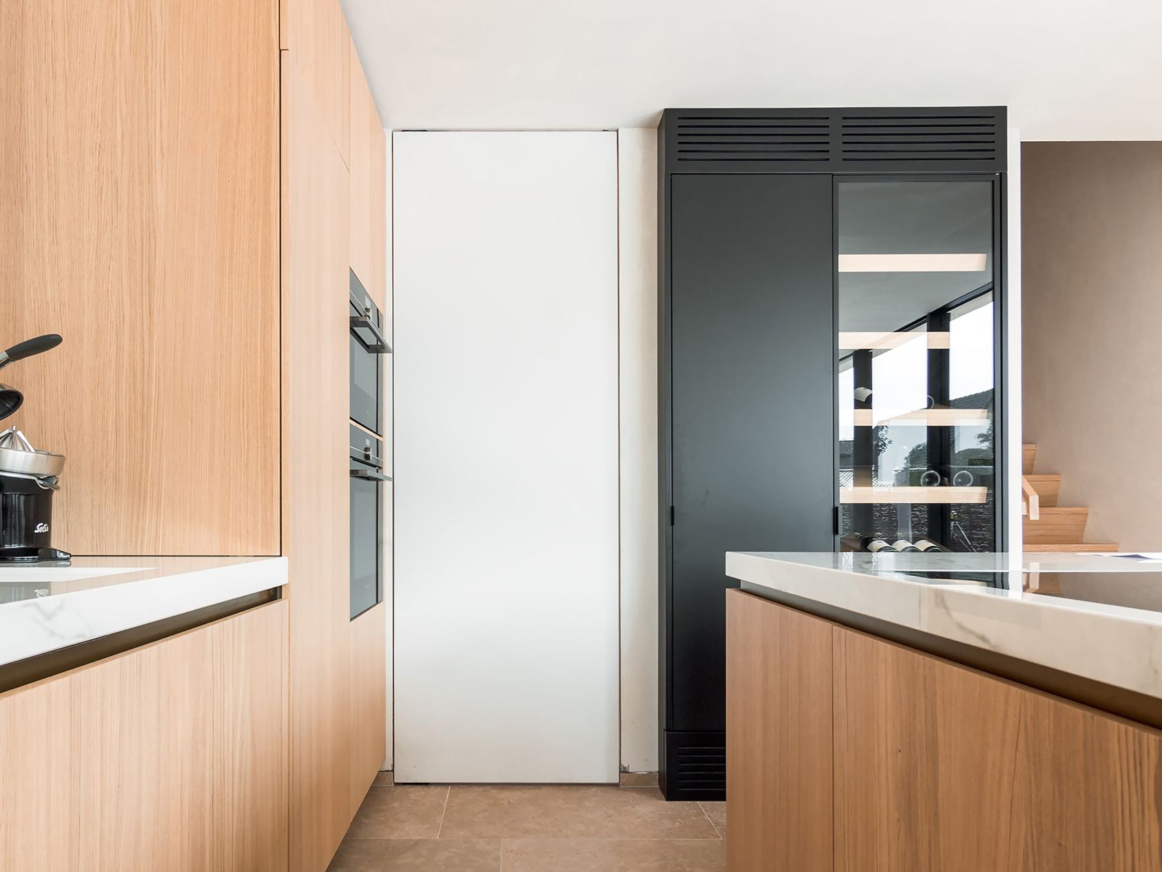 STEALTH PIVOT NL Self-closing pivot hinge system By Portapivot