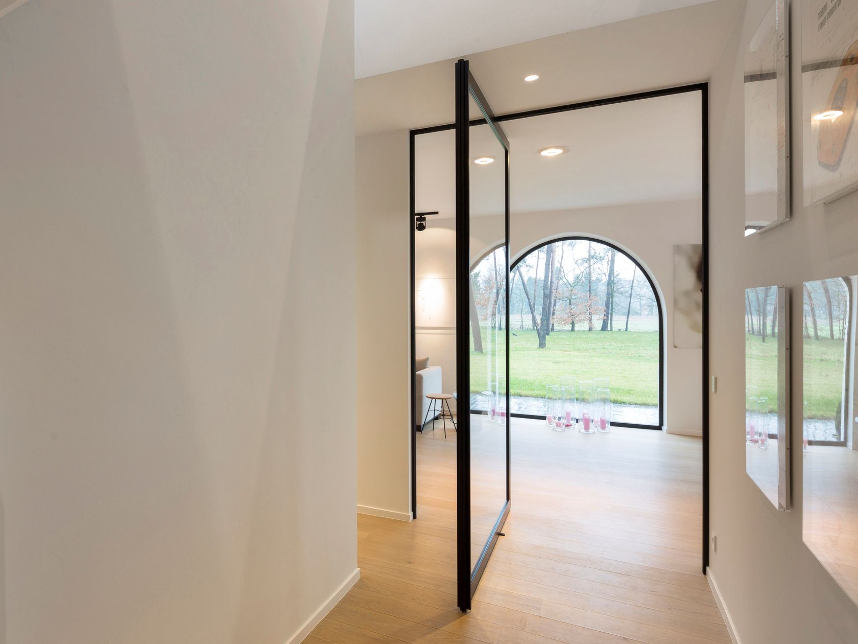 STEALTH PIVOT XL Self-closing pivot hinge system By Portapivot