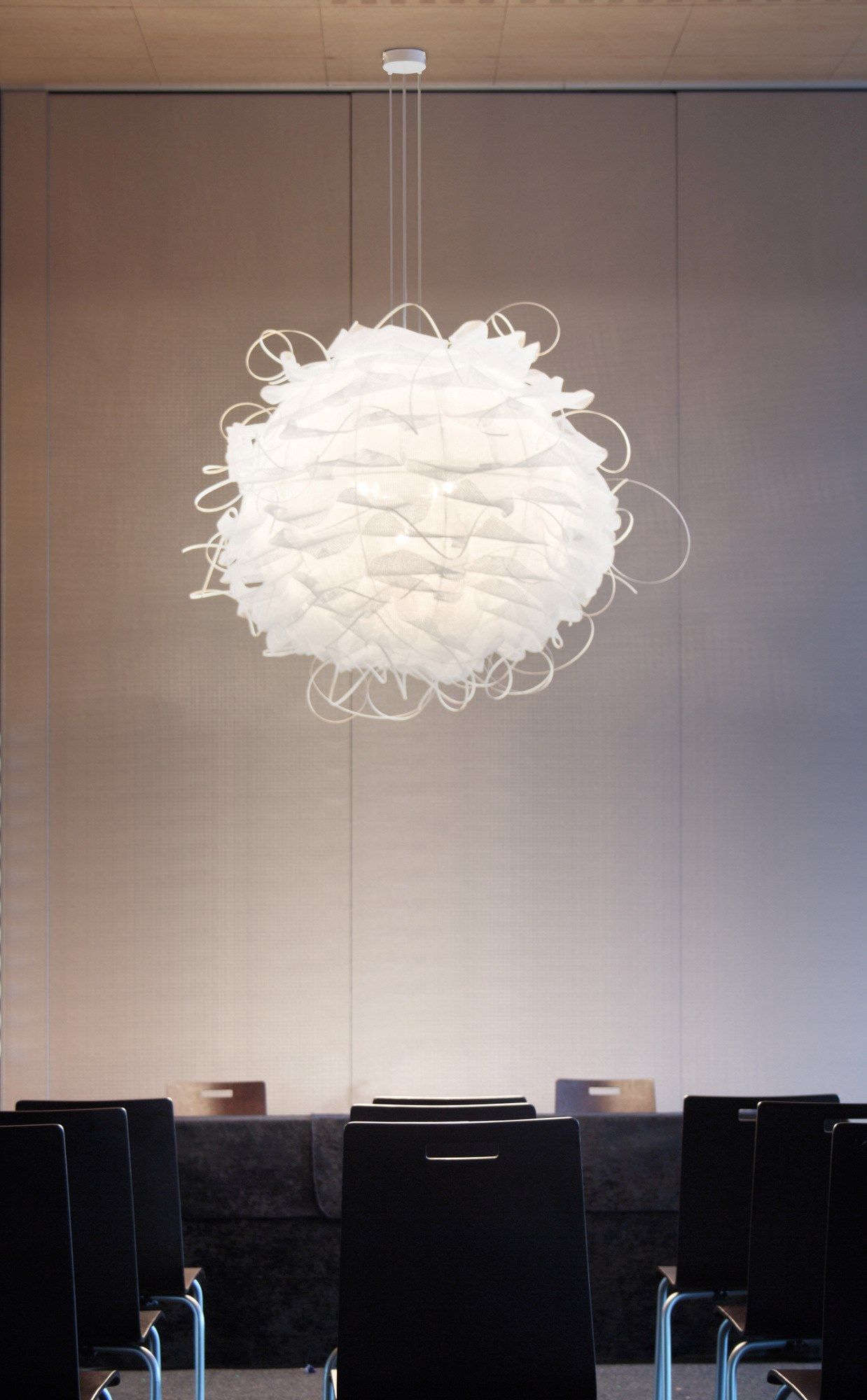 Handmade metal and polyethylene pendant lamp STRUK S100 By Luz Difusión