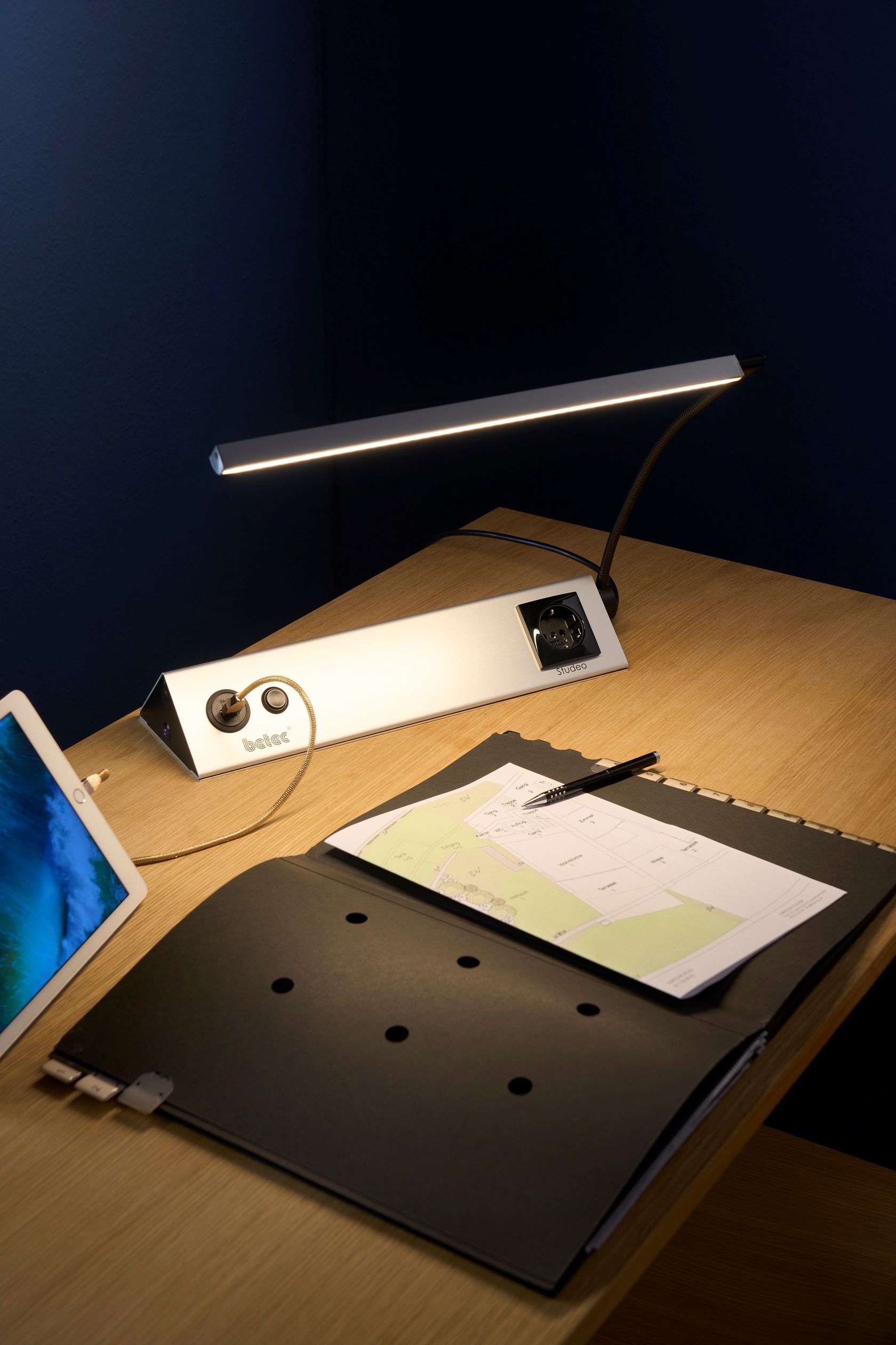LED adjustable aluminium desk lamp with USB charging STUDEO By betec ...