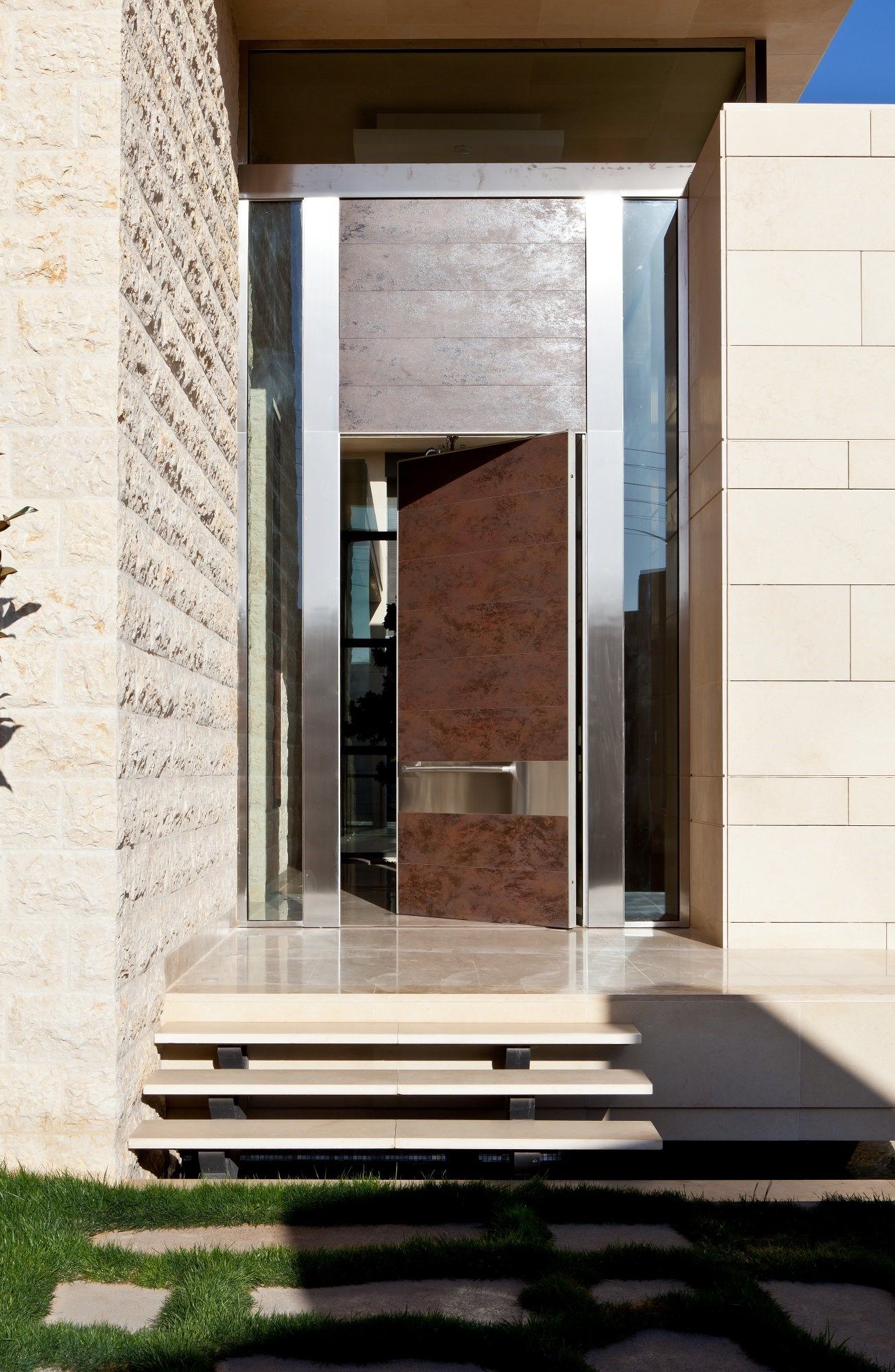 SYNUA | Corten™ entry door By OIKOS VENEZIA