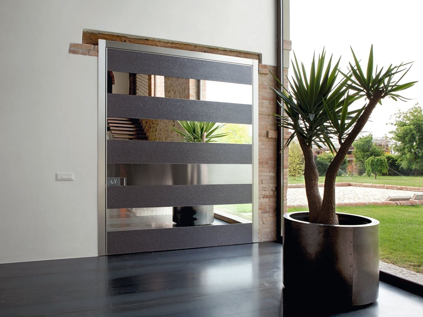 SYNUA | Porta d'ingresso in vetro a specchio By OIKOS VENEZIA