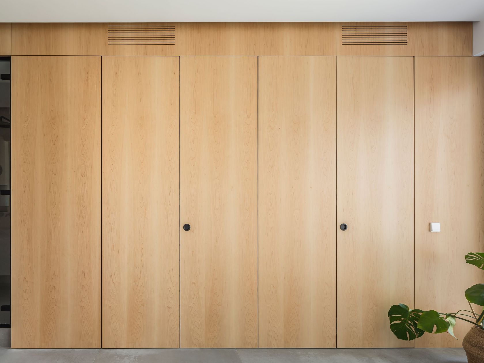 ESSENTIAL FOLD TIMBER XL Door fittings By Saheco