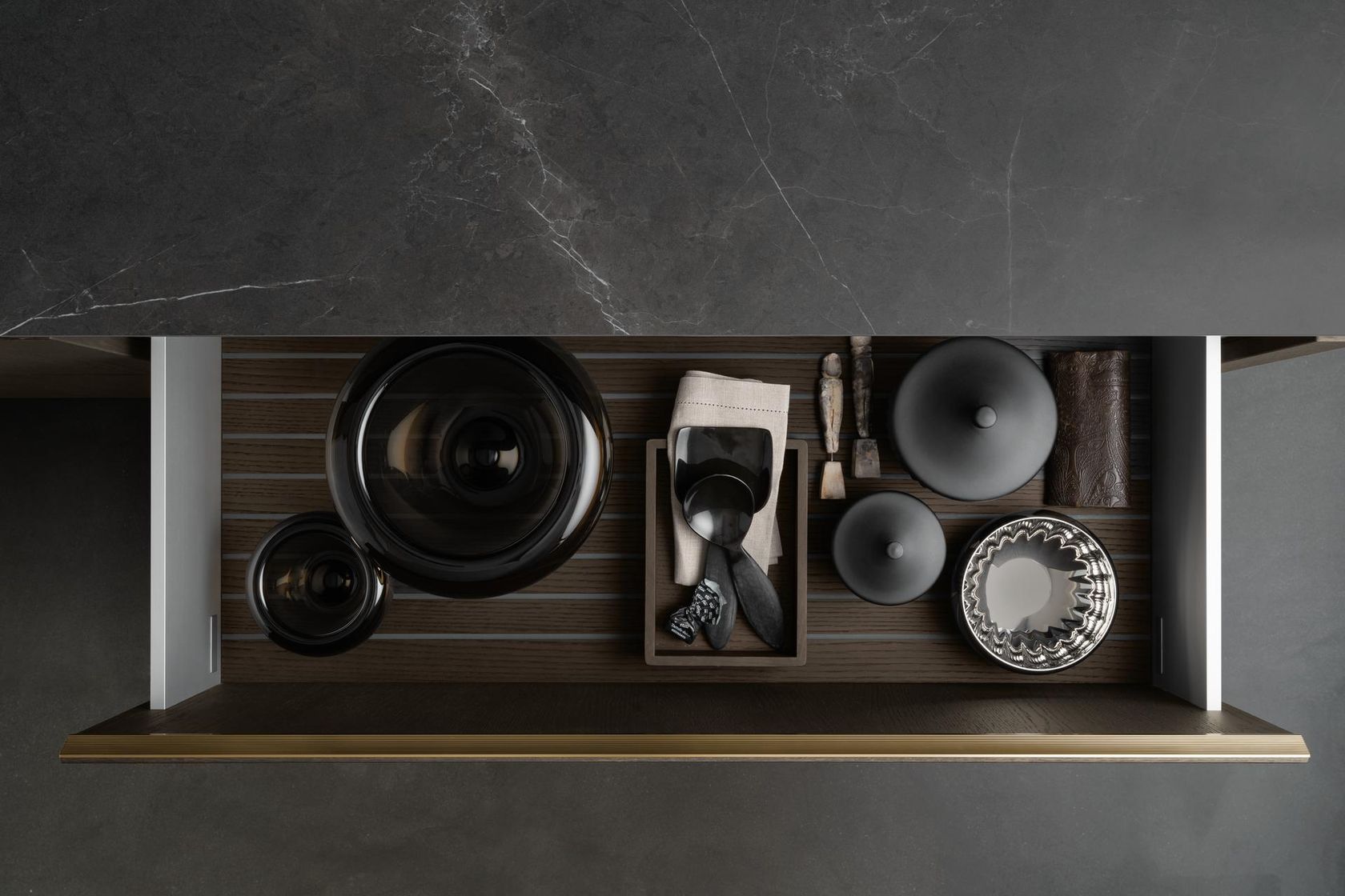 SieMatic SLX Kitchen with island without handles By SieMatic