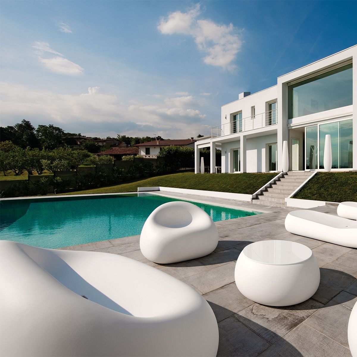 T BALL Small garden table low round Polyethylene By Plust