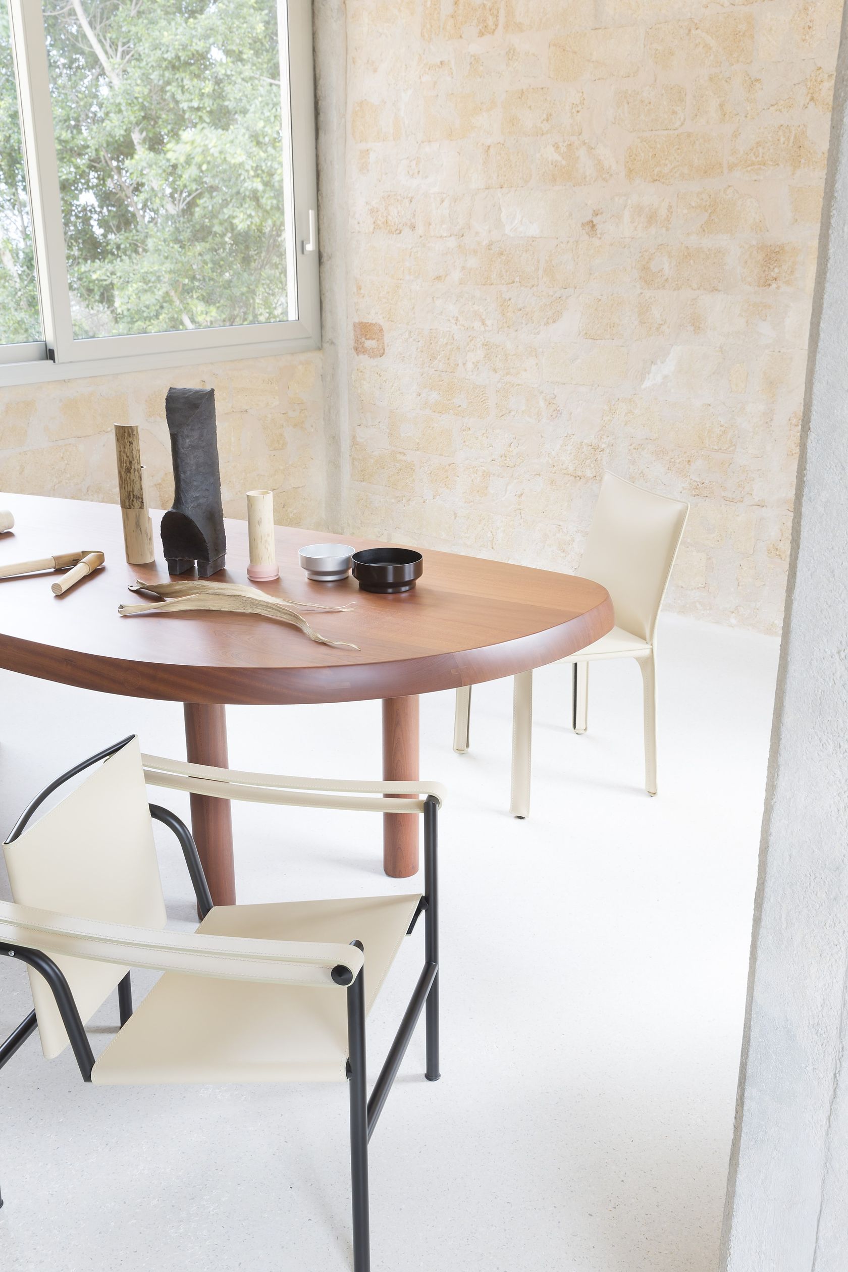 TABLE EN FORME LIBRE Table By Cassina | design Charlotte Perriand