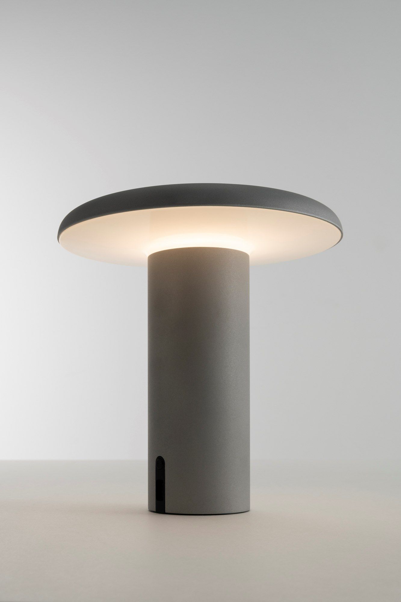 TAKKU Table lamp By Artemide | design Foster + Partners