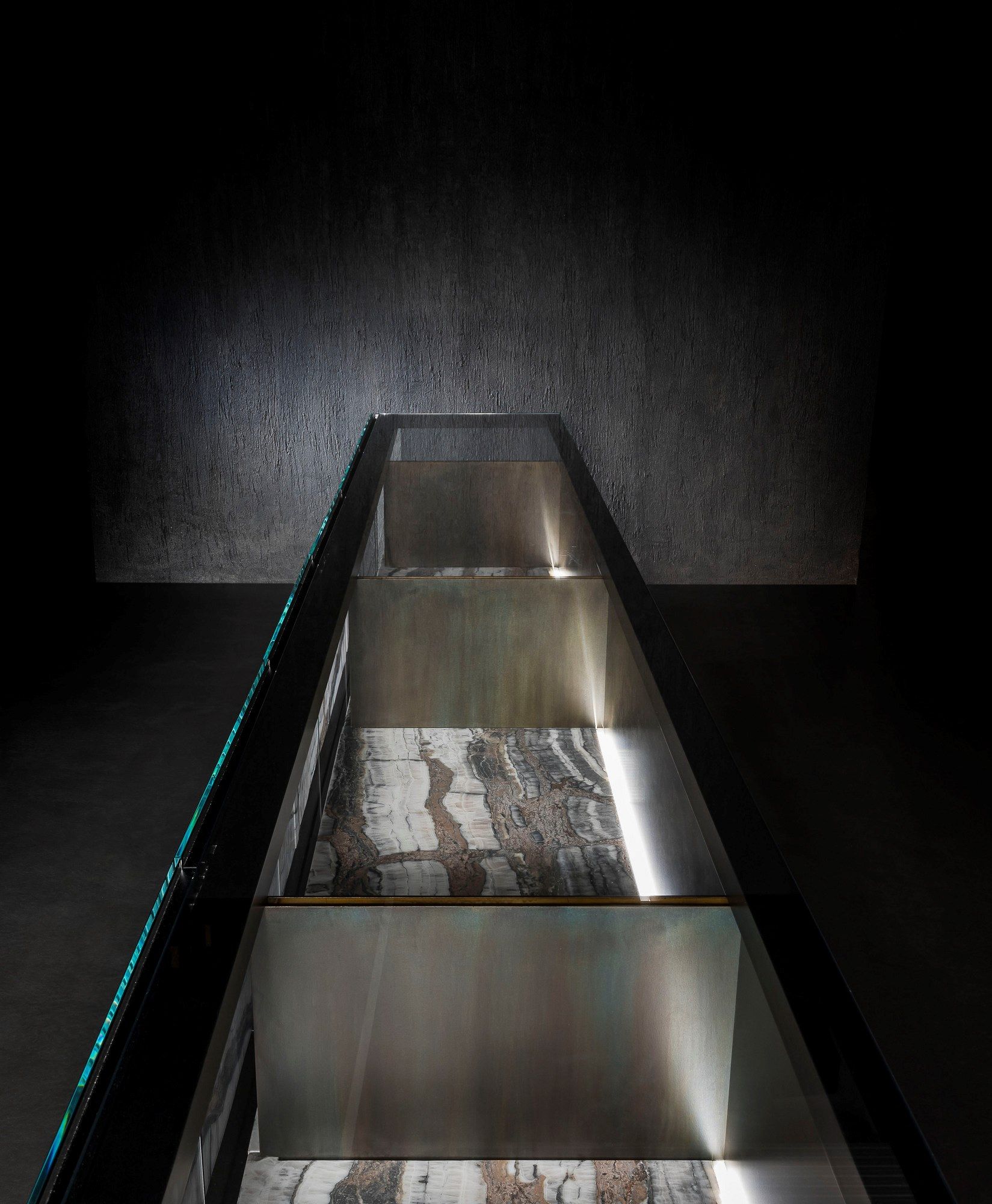 Sideboard aus Glas mit integrierter Beleuchtung TEKE By Henge Design ...