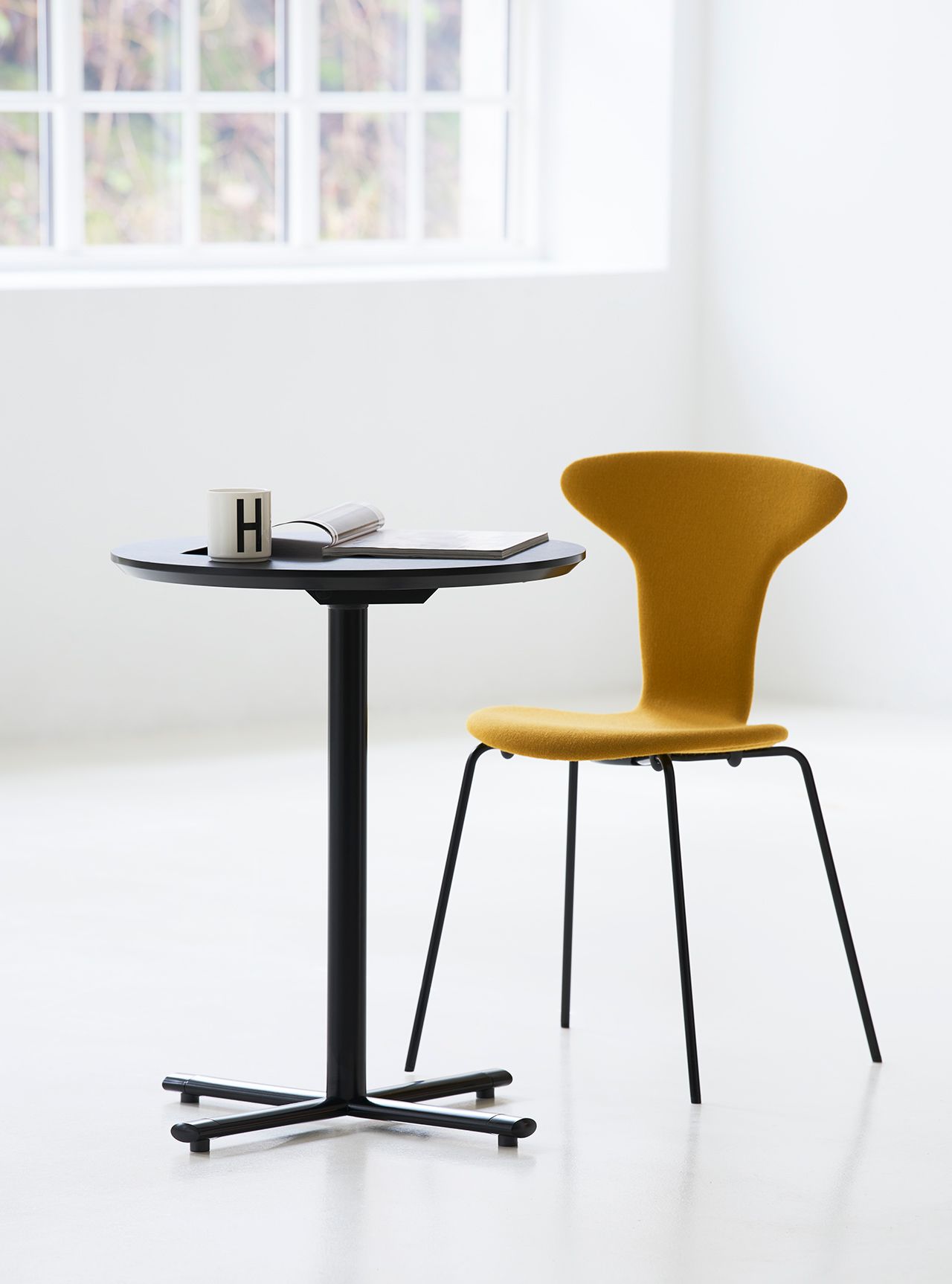 TEMPEST Round café table with flip top By Howe | design Komplot Design