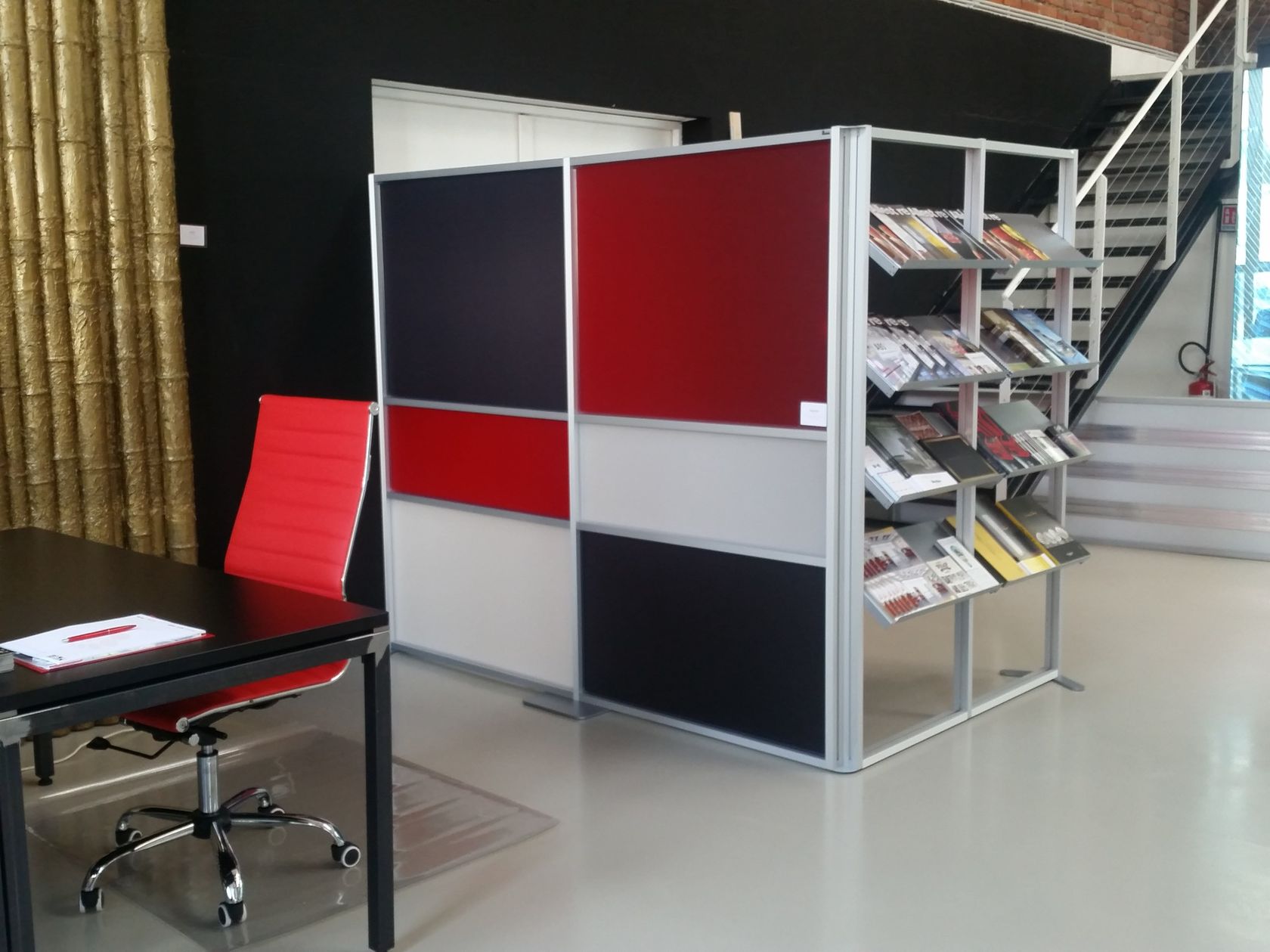 TETRIX Freestanding modular office screen By STUDIO T