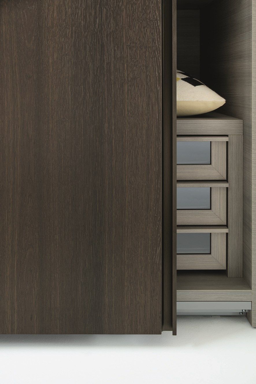TEXT | Armadio con ante scorrevoli By Lema