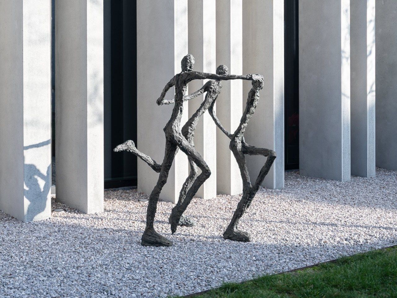 Bronze sculpture TO ENJOY By Gardeco design Ann Vrielinck
