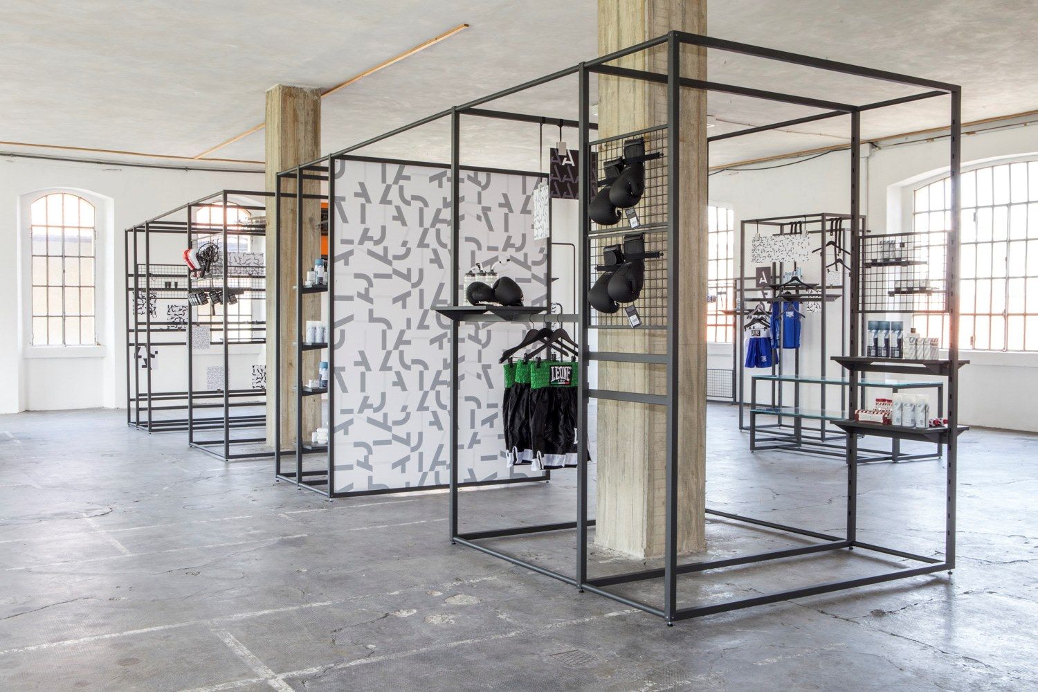 Modular retail display unit TONDOQUADRO By ALU