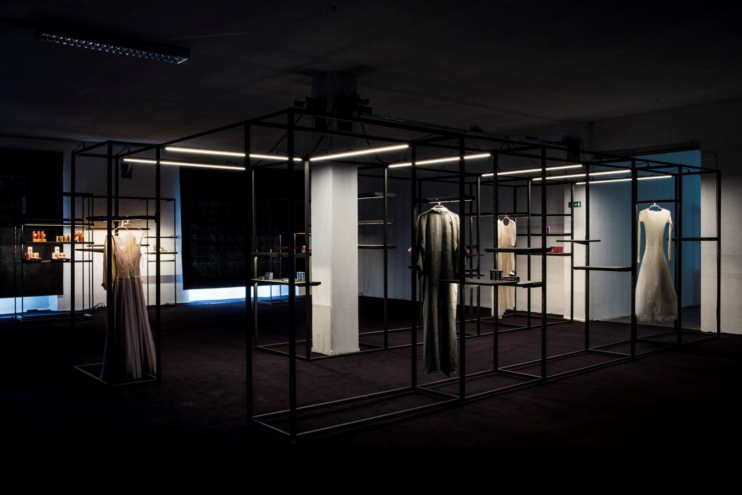 Modular retail display unit TONDOQUADRO By ALU