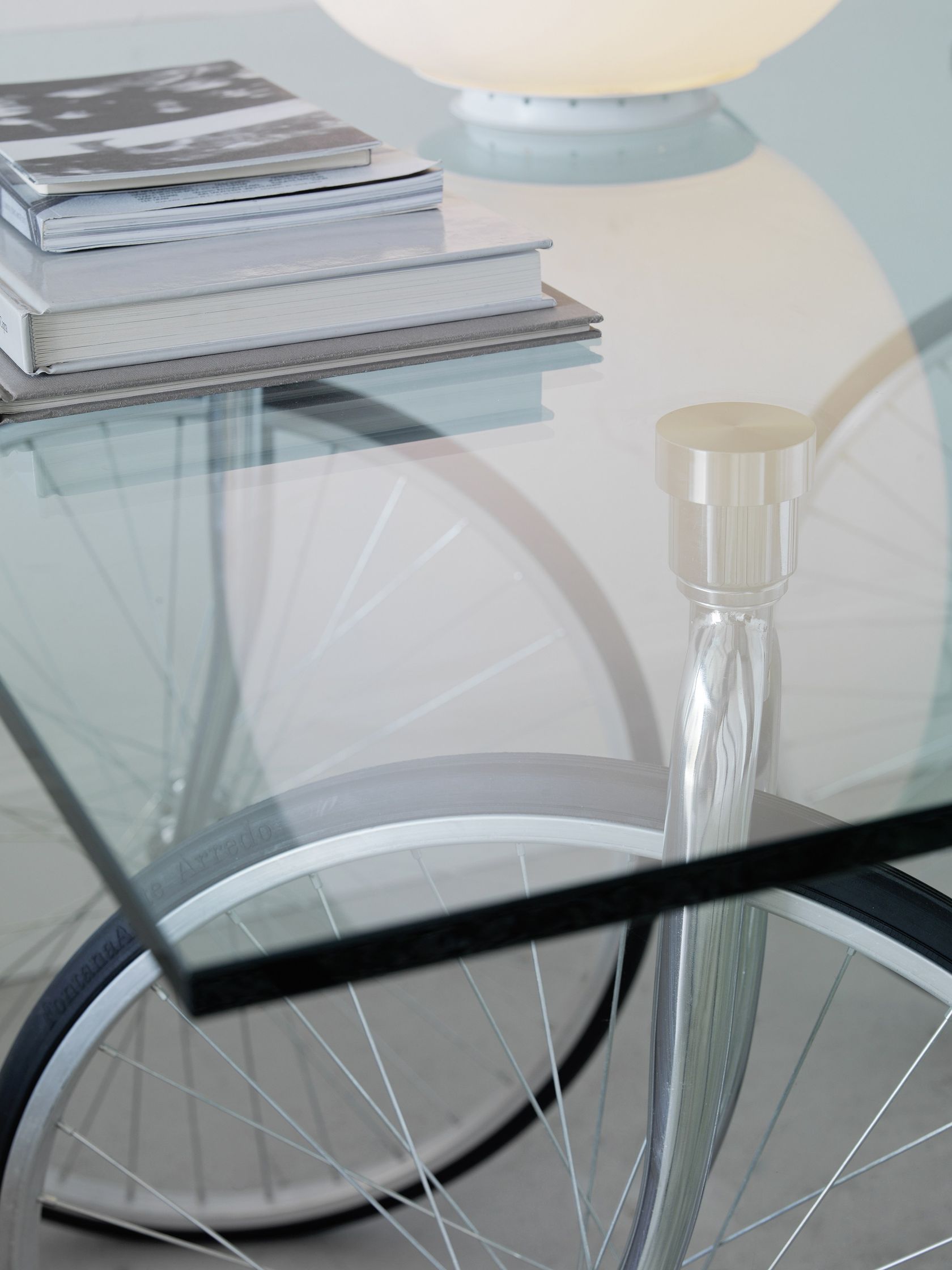 TOUR Tavolo con ruote By FontanaArte | design Gae Aulenti