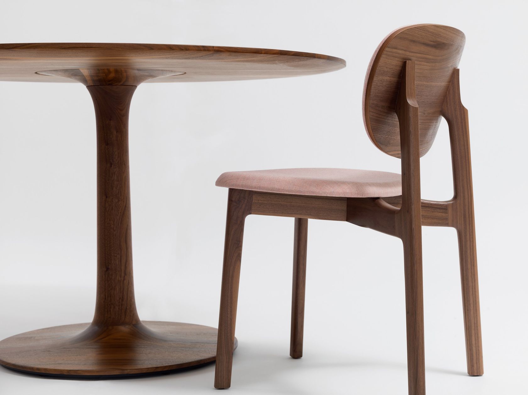 Round wooden table TURNTABLE By ZEITRAUM design Formstelle