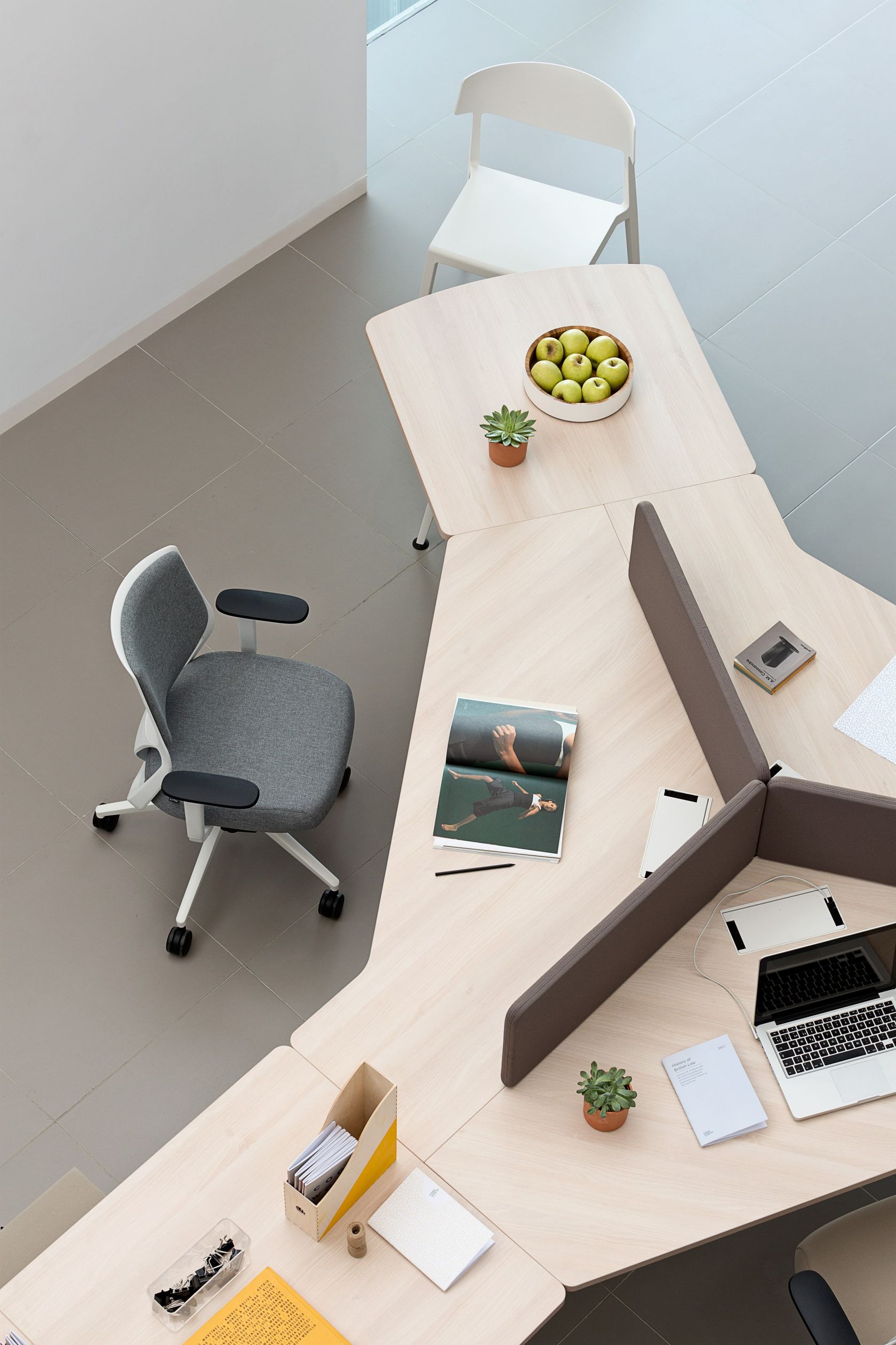 TWIST Multiple workstation desk with electrical outlets By ACTIU ...