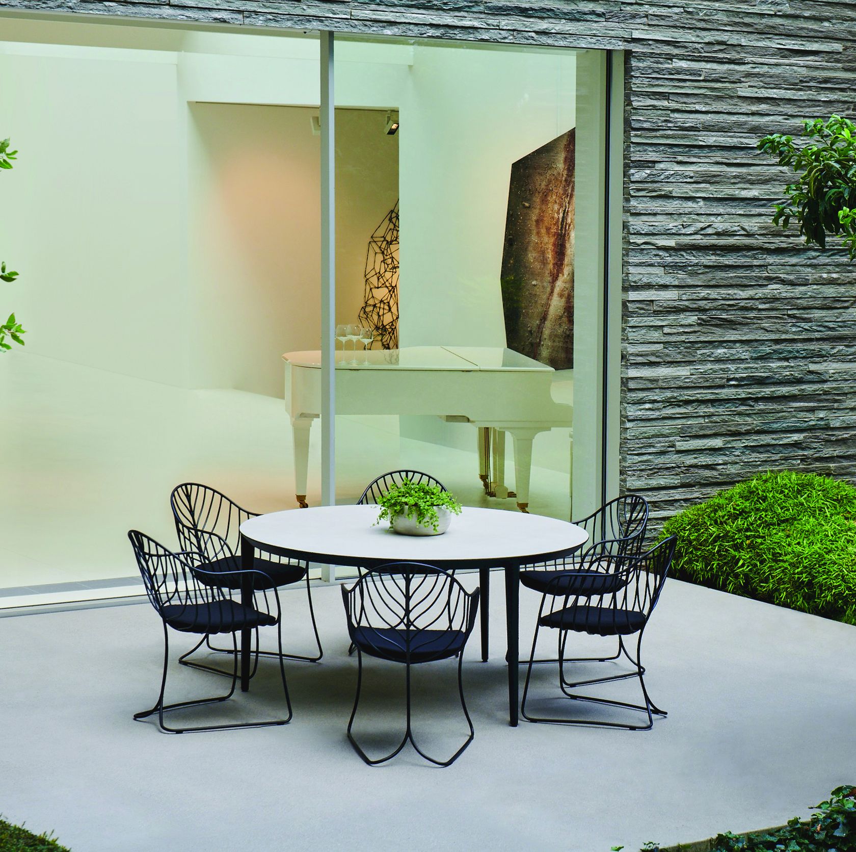 U-NITE | Round table Round ceramic garden table By Royal Botania