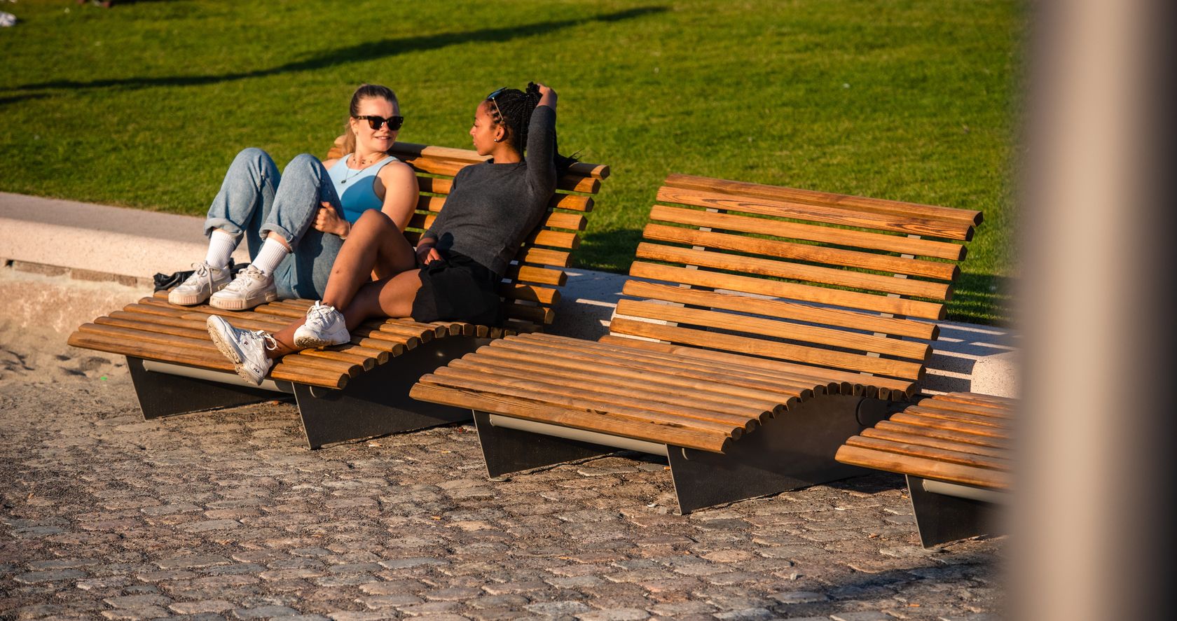 URBAN sun bench By VESTRE