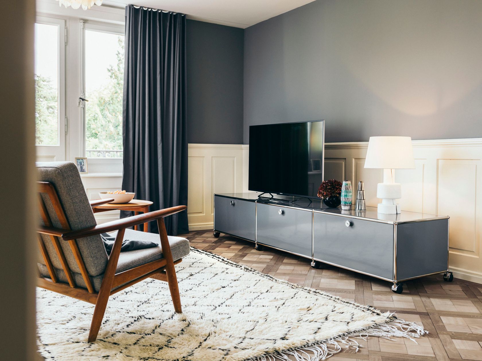 USM HALLER ENTERTAINMENT UNIT Mobile TV in metallo By USM | design ...